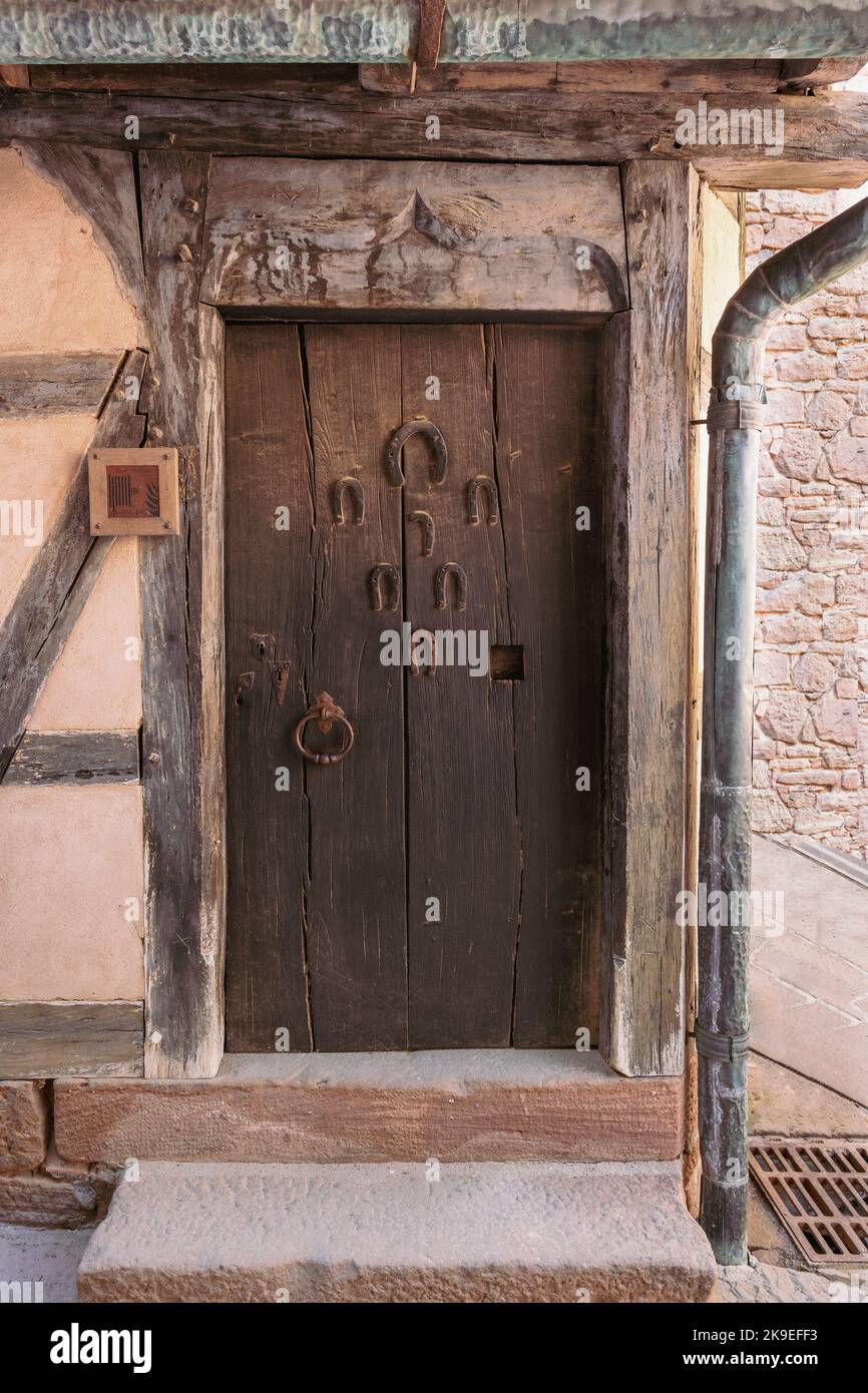 Vieille porte en bois dans un mur de briques Banque de photographies et ...