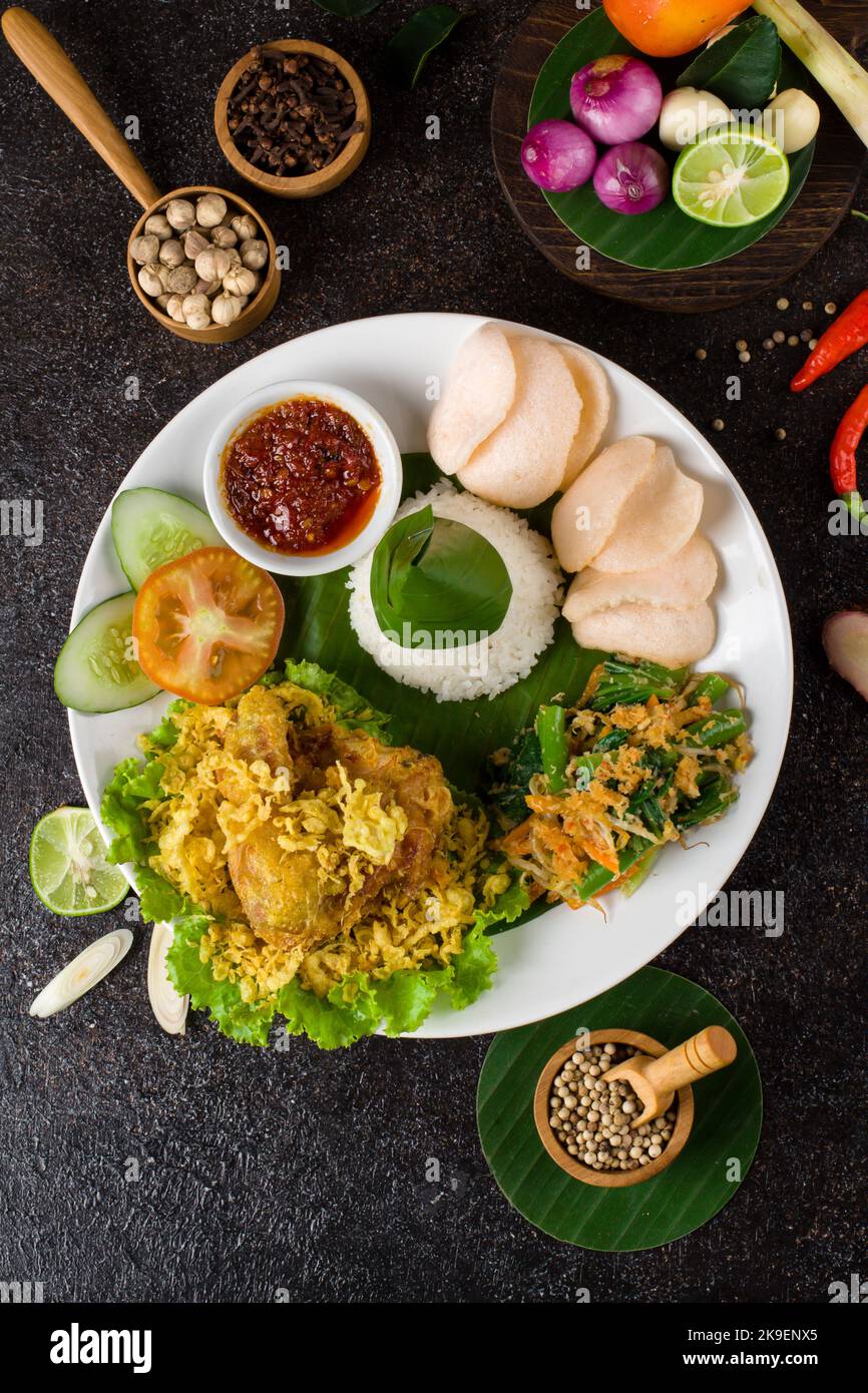 Le poulet frit Ayam Goreng Lengkuas ou épices est un poulet frit ...