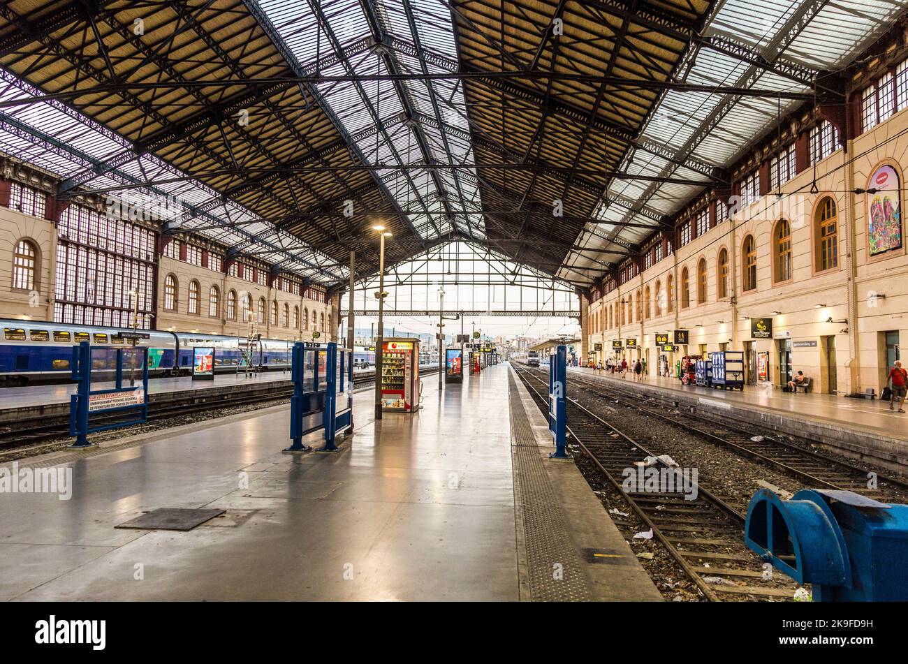 MARSEILLE, FRANCE, 10 JUILLET 2015 : personnes à la gare Saint Charles ...