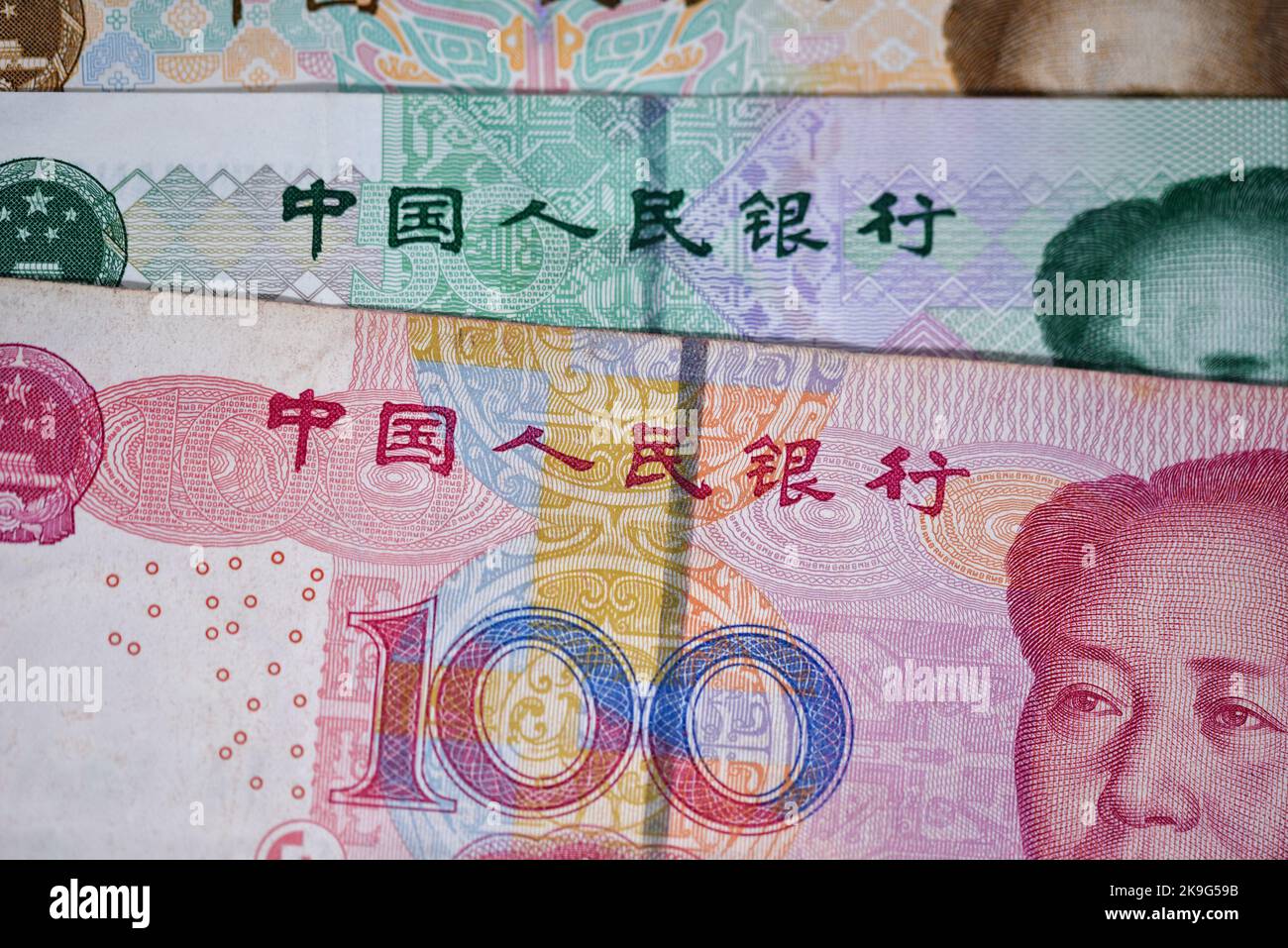 Gros plan d'une note chinoise de 100 renminbi avec un 50 et 20 derrière ...