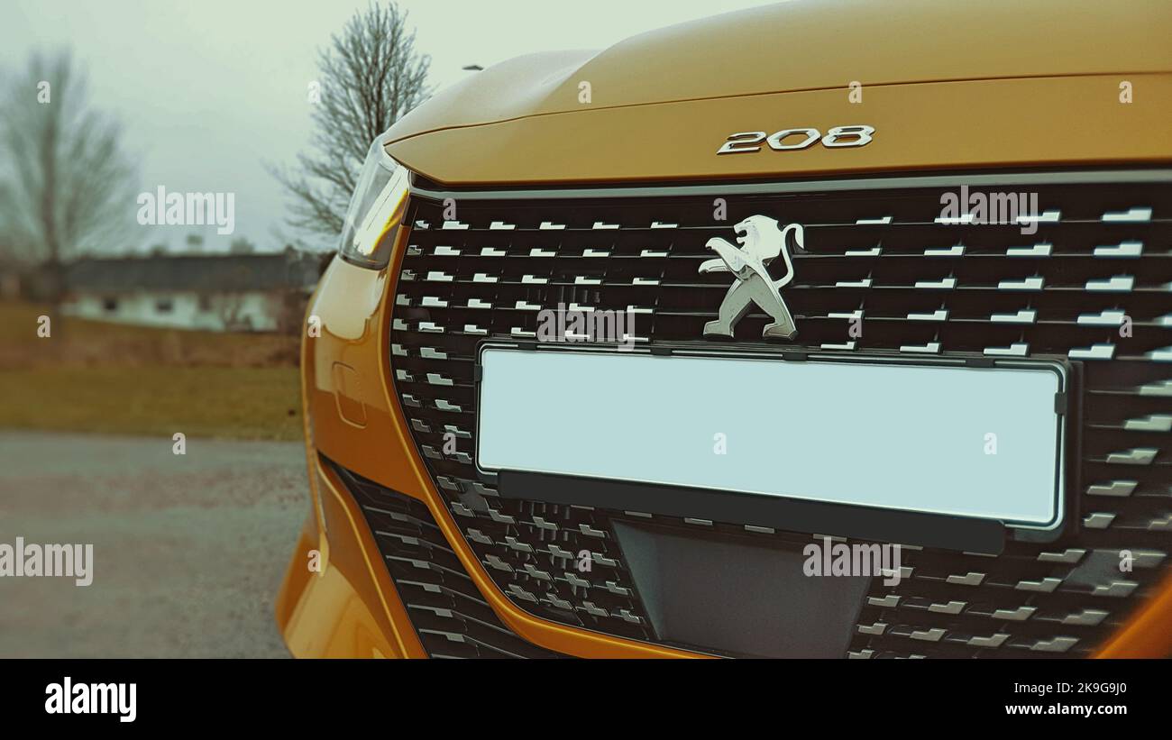 Le nouveau logo Peugeot emblème 208 car extérieur 2022 2023 2024 car ...