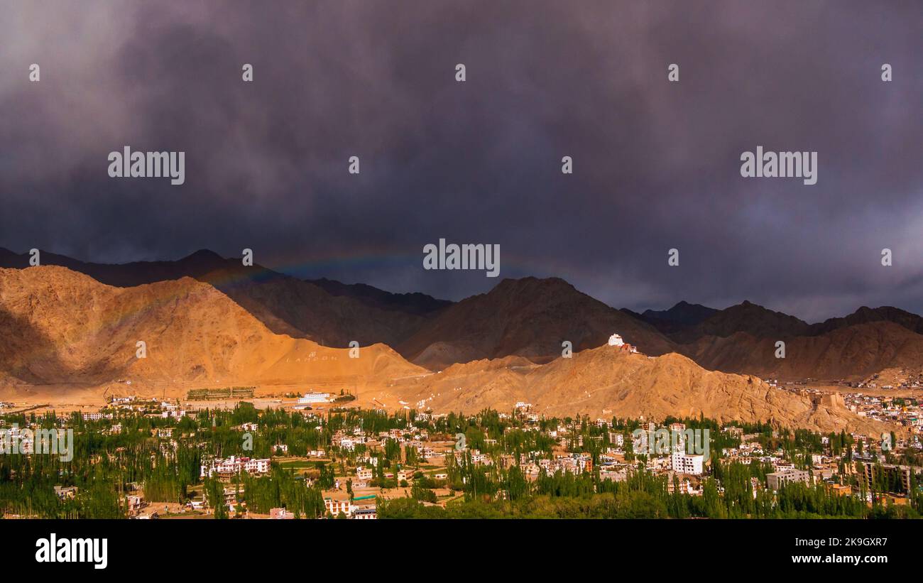 Ladakh, Inde - 23 juin,2022: Beau paysage de Ladakh couvrant la chaîne ...