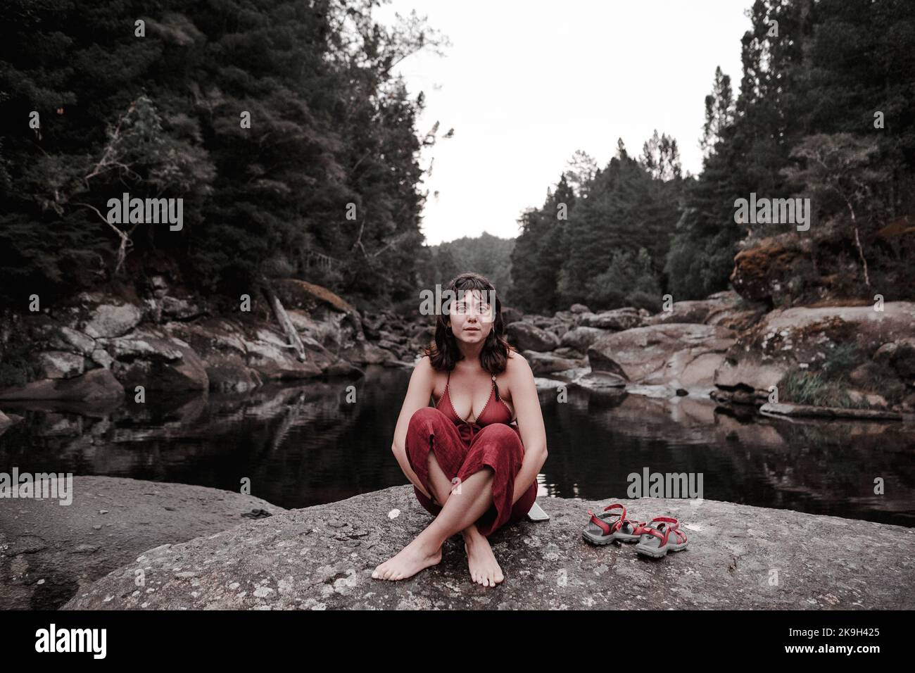 Femme aux pieds nus assise sur un Banque de photographies et d’images à haute résolution - Alamy