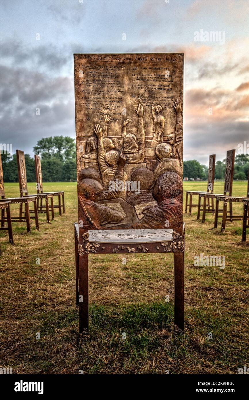 L'installation d'art public des jurés à Runnymede UK marque 800 ans de ...