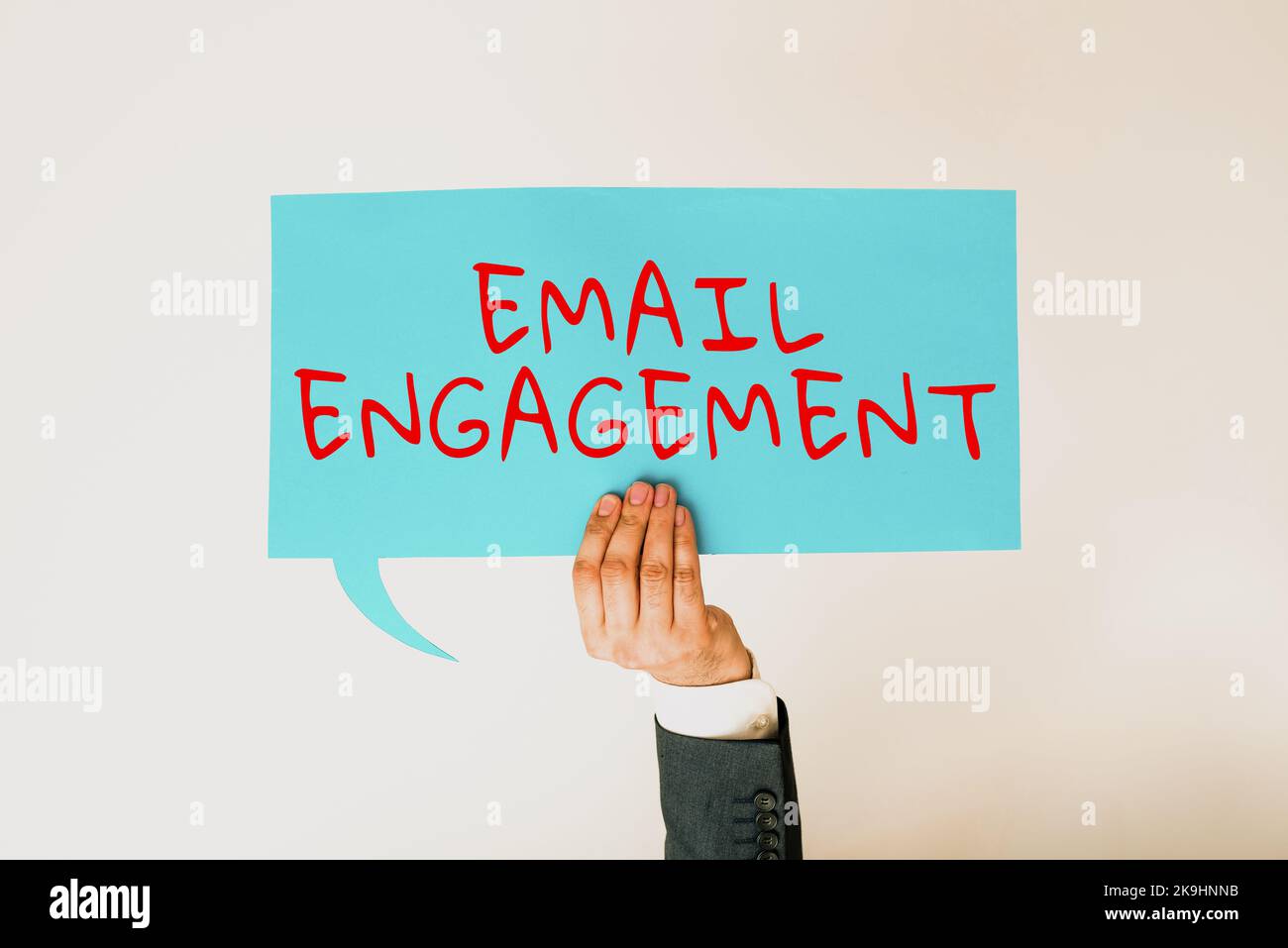 Rédaction affichant le texte engagement par e-mail. E-mail de concept d ...