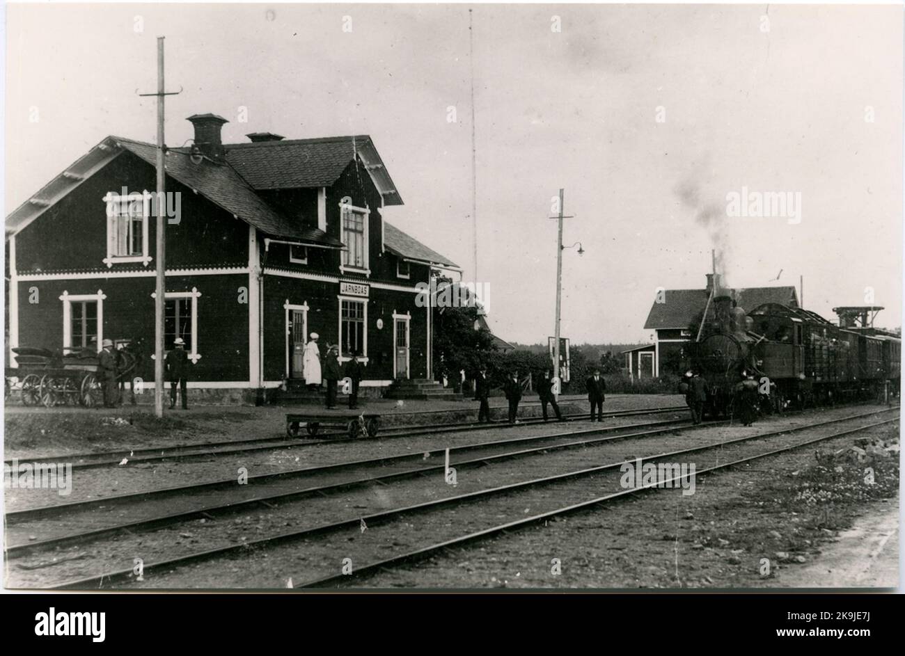 Station construite en 1887. Maison de station d'un étage et demi en ...