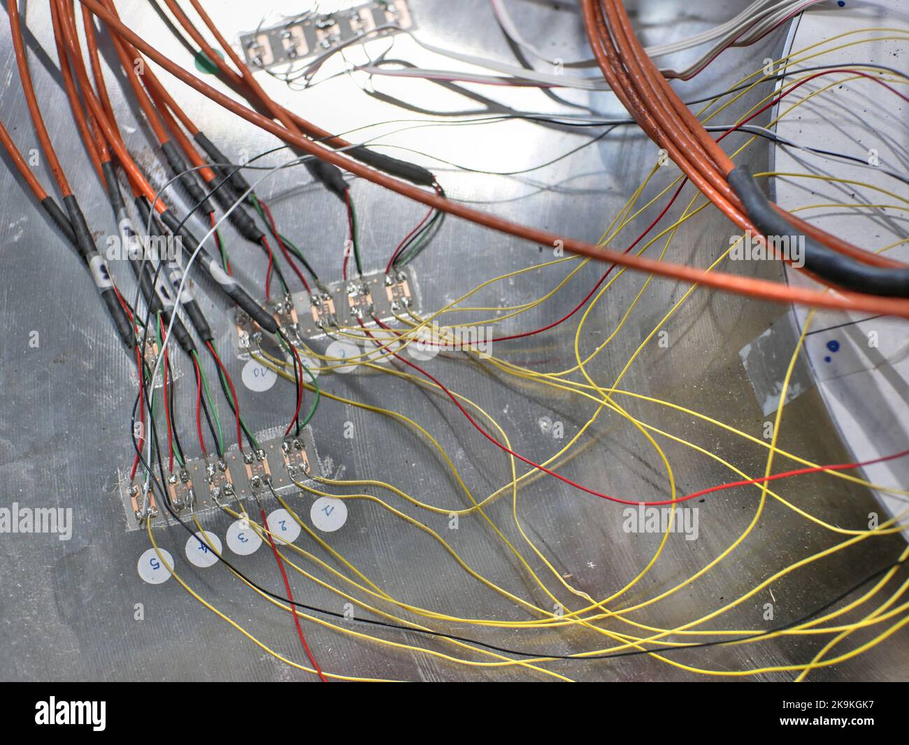 câblage des jauges d'extensométrie, connecté à des jauges de contrainte ...