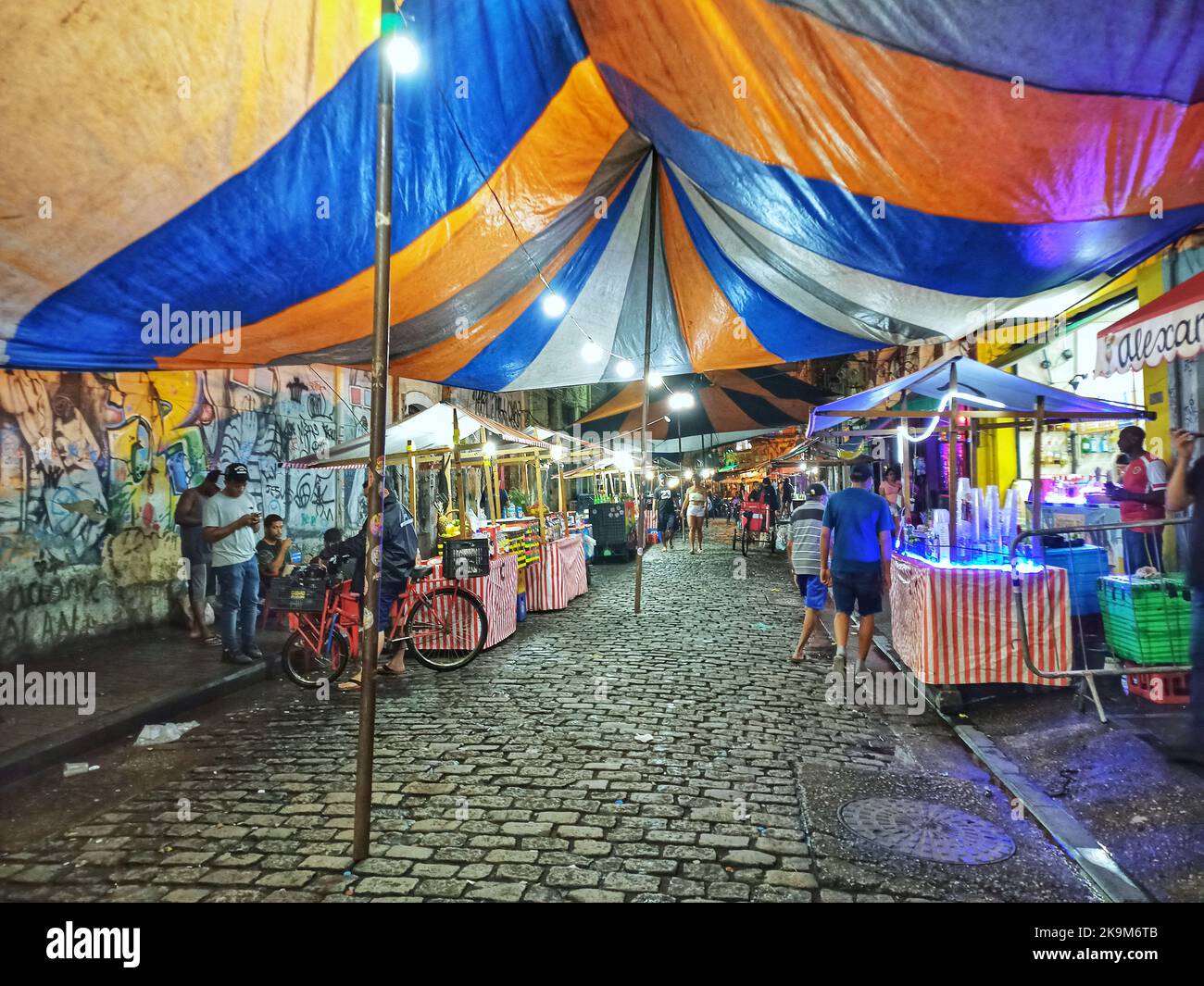 Bars et restaurants dans les rues de rio de janeiro dans la nuit, vie ...