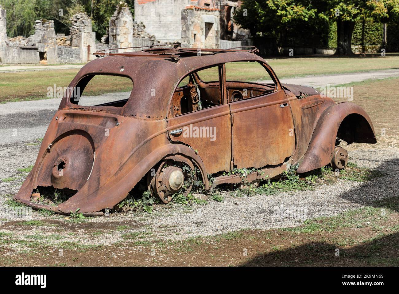 Les restes d'une voiture Peugeot 202 détruite dans le village d'Oradour ...