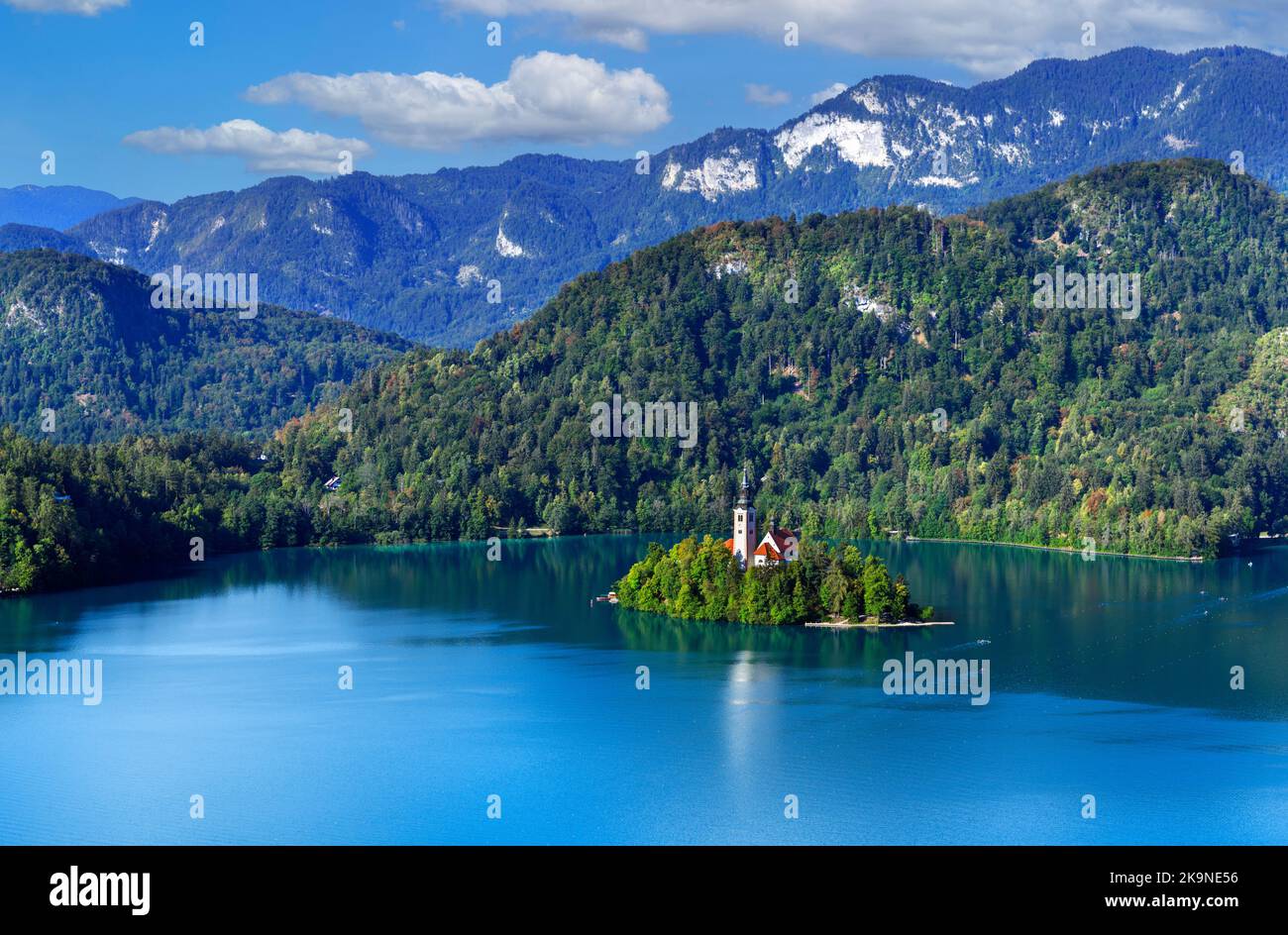 Vue sur le lac de Bled et l'île de Bled depuis le château de Bled, le ...