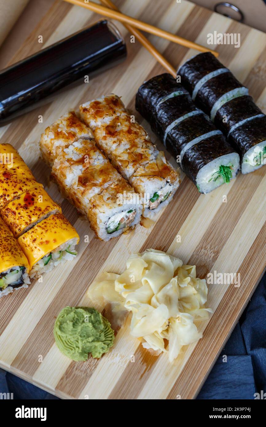 Sushi avec différents types de rouleaux et sashimi à base d'anguilles ...