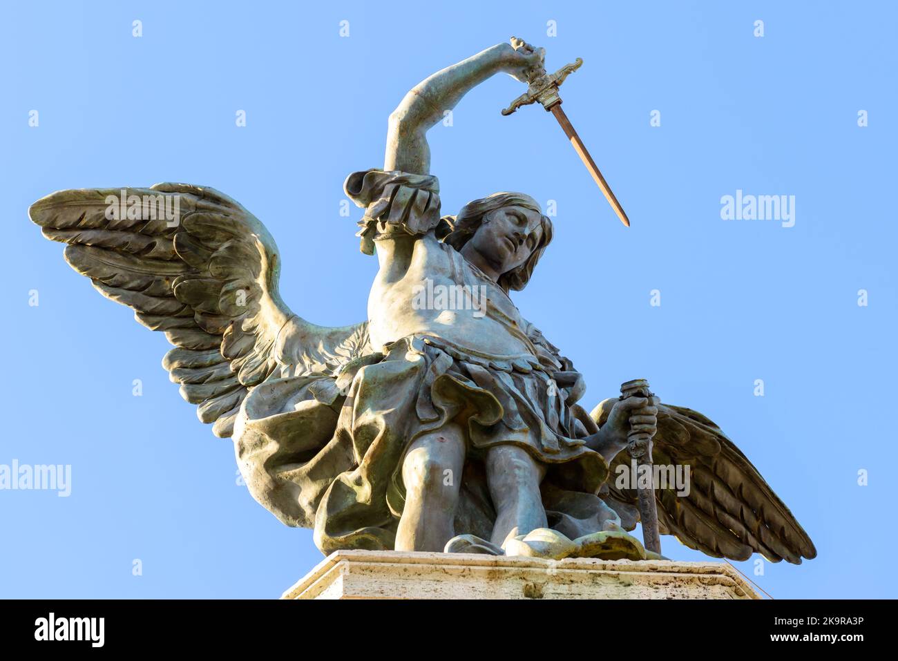 Statue de l'archange Saint-Michel au sommet du Castel Sant'Angelo, Rome ...