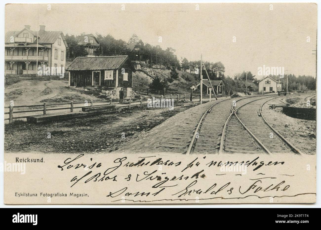 La gare de Kvicksund a vu dans la direction de la maison de gare qui ...