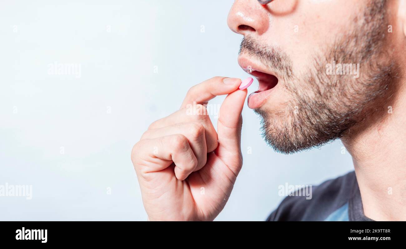 Gros plan sur un homme prenant de l'aspirine. Personne prenant une ...
