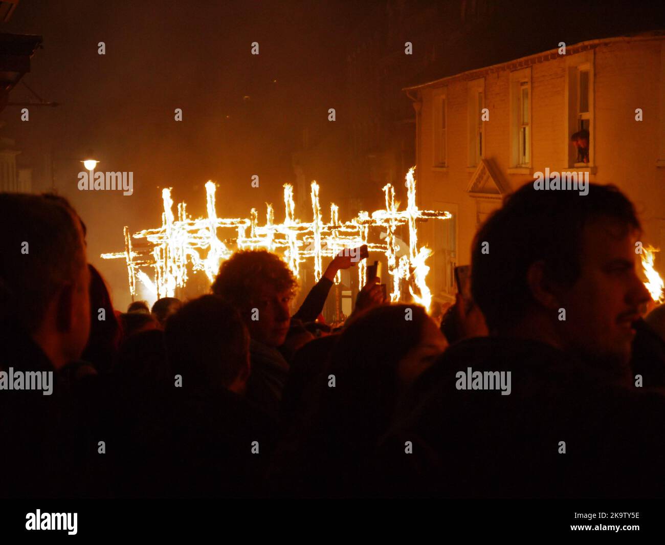 Les foules dans High Street observent les dix-sept croisements de ...