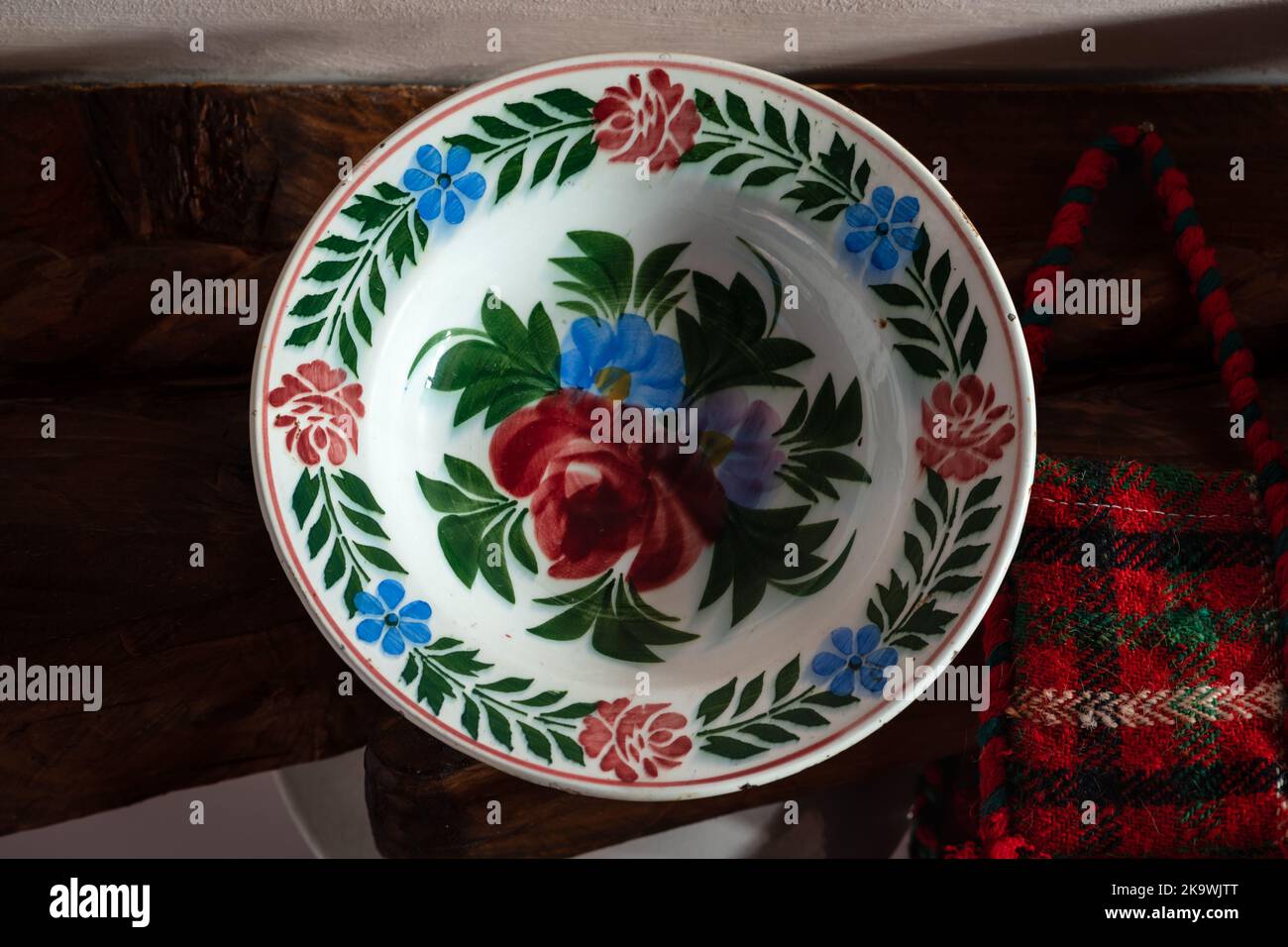 Une plaque de poterie traditionnelle de Roumanie d'époque exposée sur ...