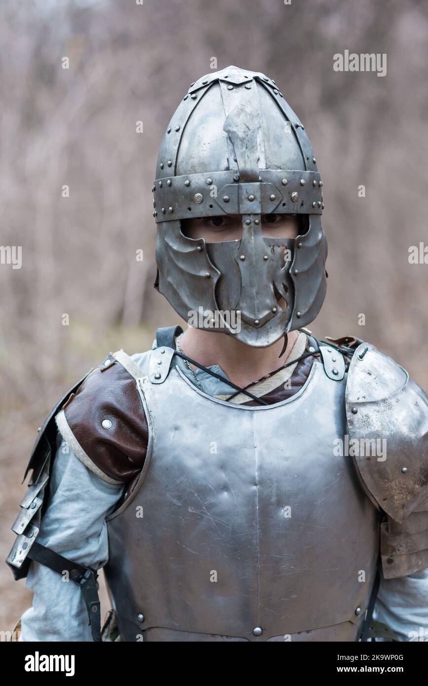 Noble guerrier. Portrait d'un guerrier ou chevalier médéival en armure ...