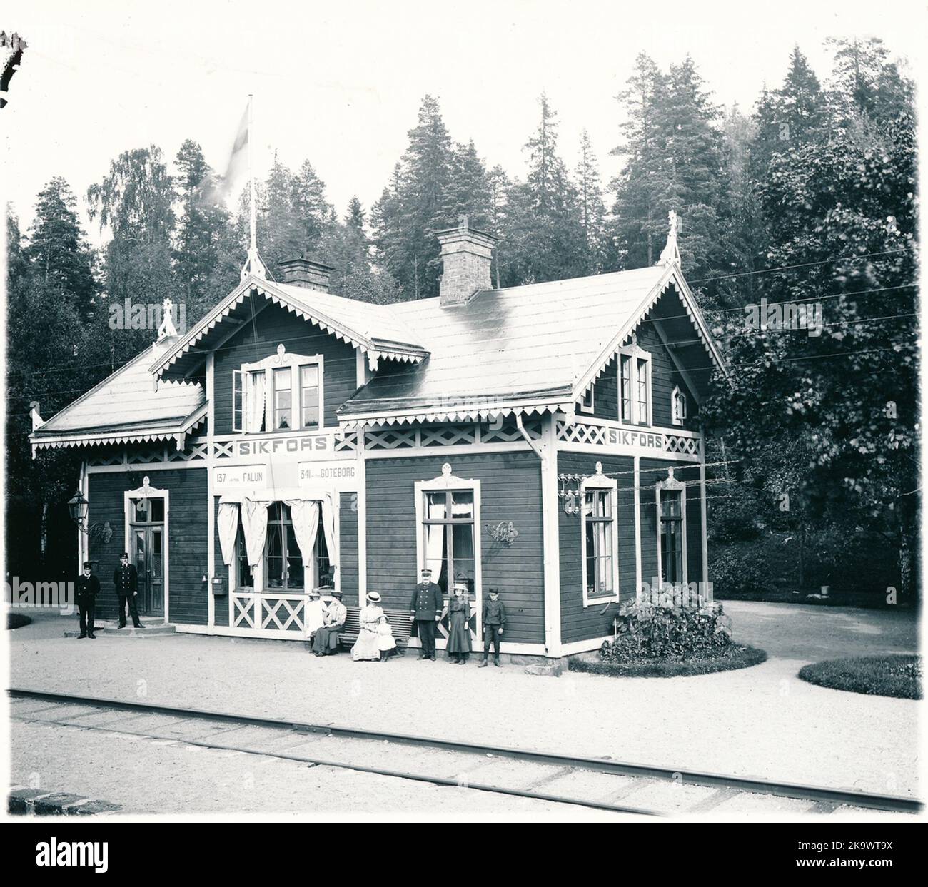 Zone de circulation construite en 1879. Maison de station d'un étage et ...