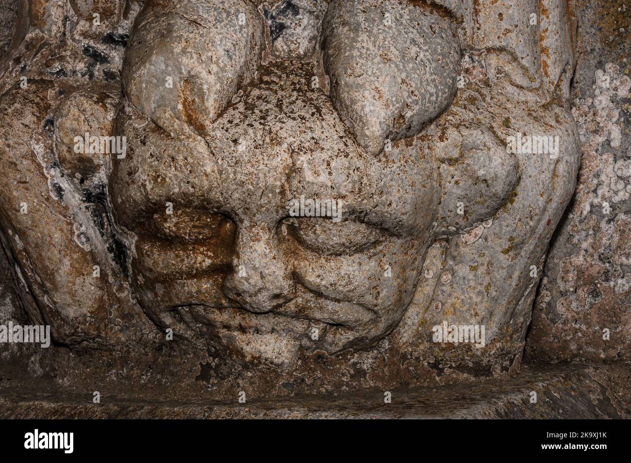 Les bons triomphes du mal : un visage grotesque avec une rangée de ...