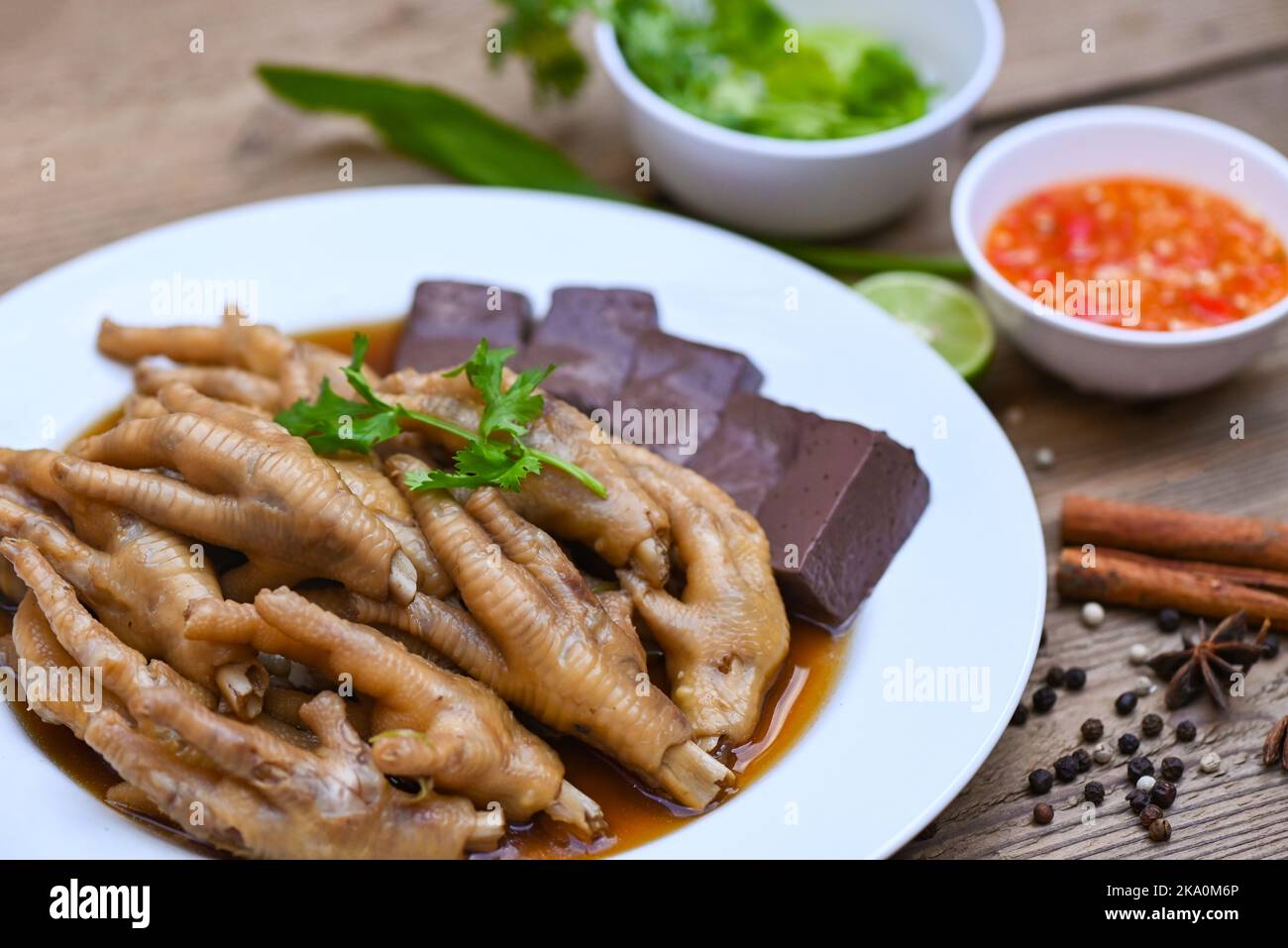 Nourriture thaïlandaise, soupe de pieds de poulet mijotée, cuisson de ...