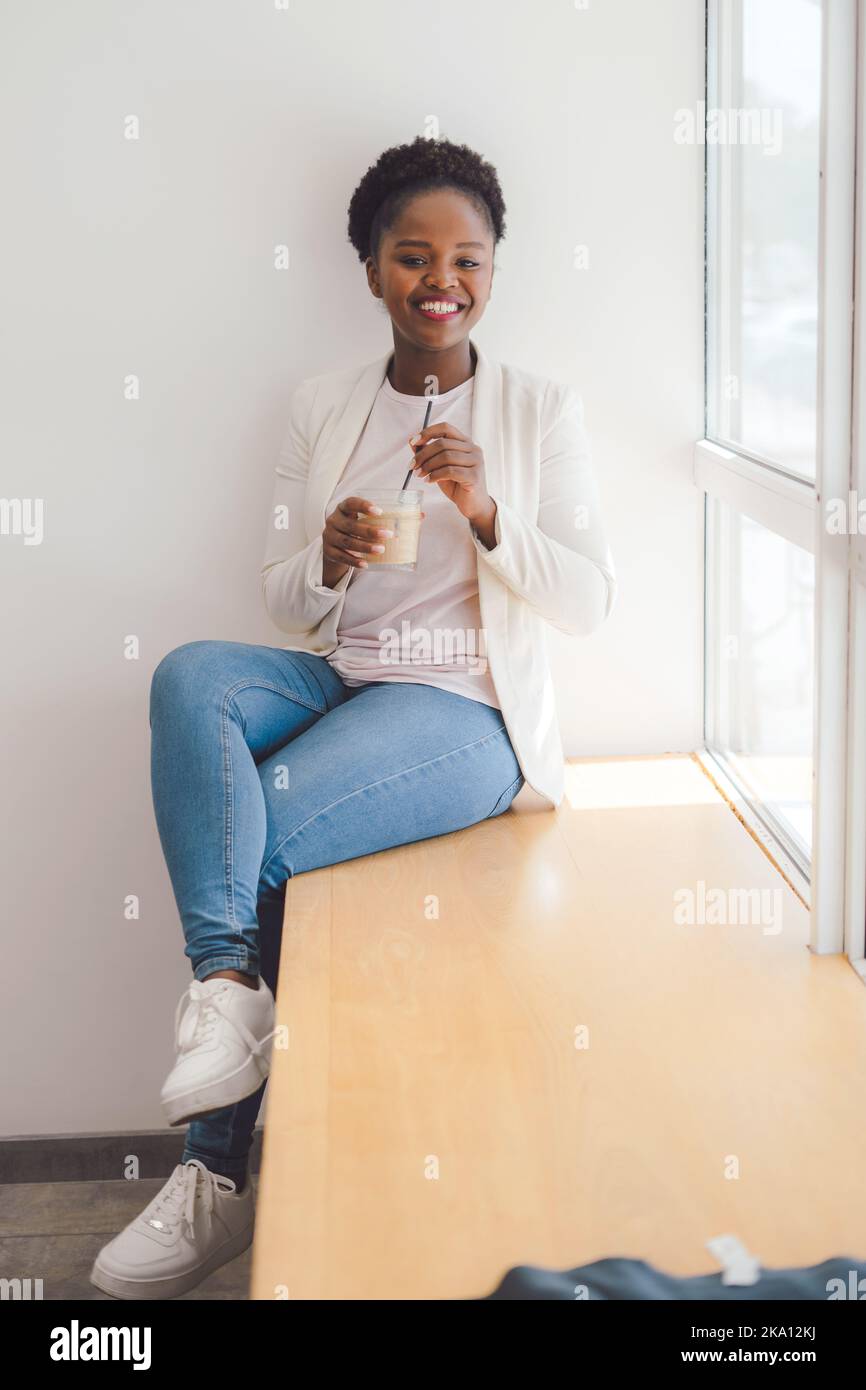 Photo d'une femme à la peau sombre et positive qui se repose bien au ...