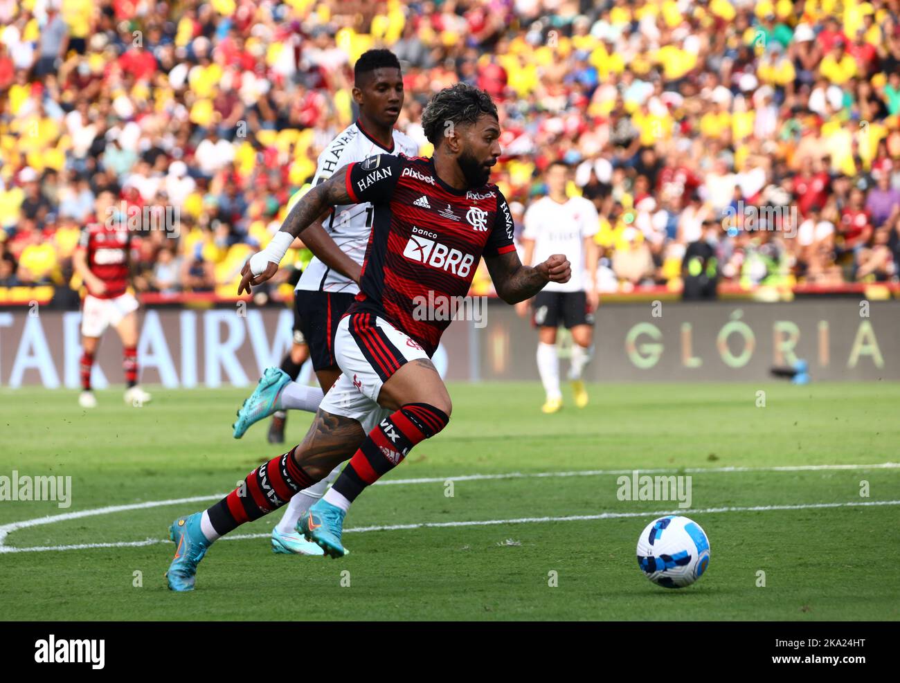 Gabriel Barbosa do Flamengo disputa o lance com Abner Vinícius do ...