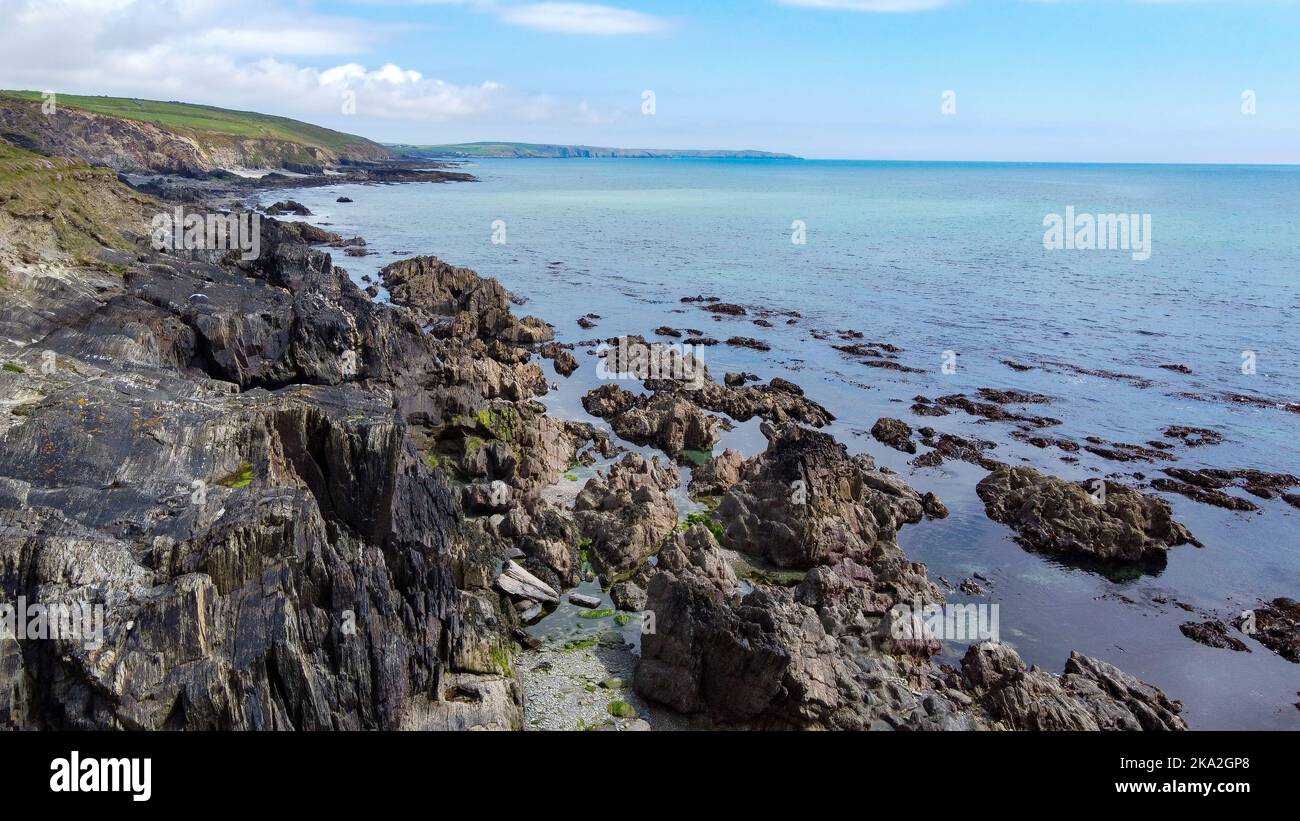 La côte rocheuse de l'île d'Irlande. Un récif rocheux dans la mer ...