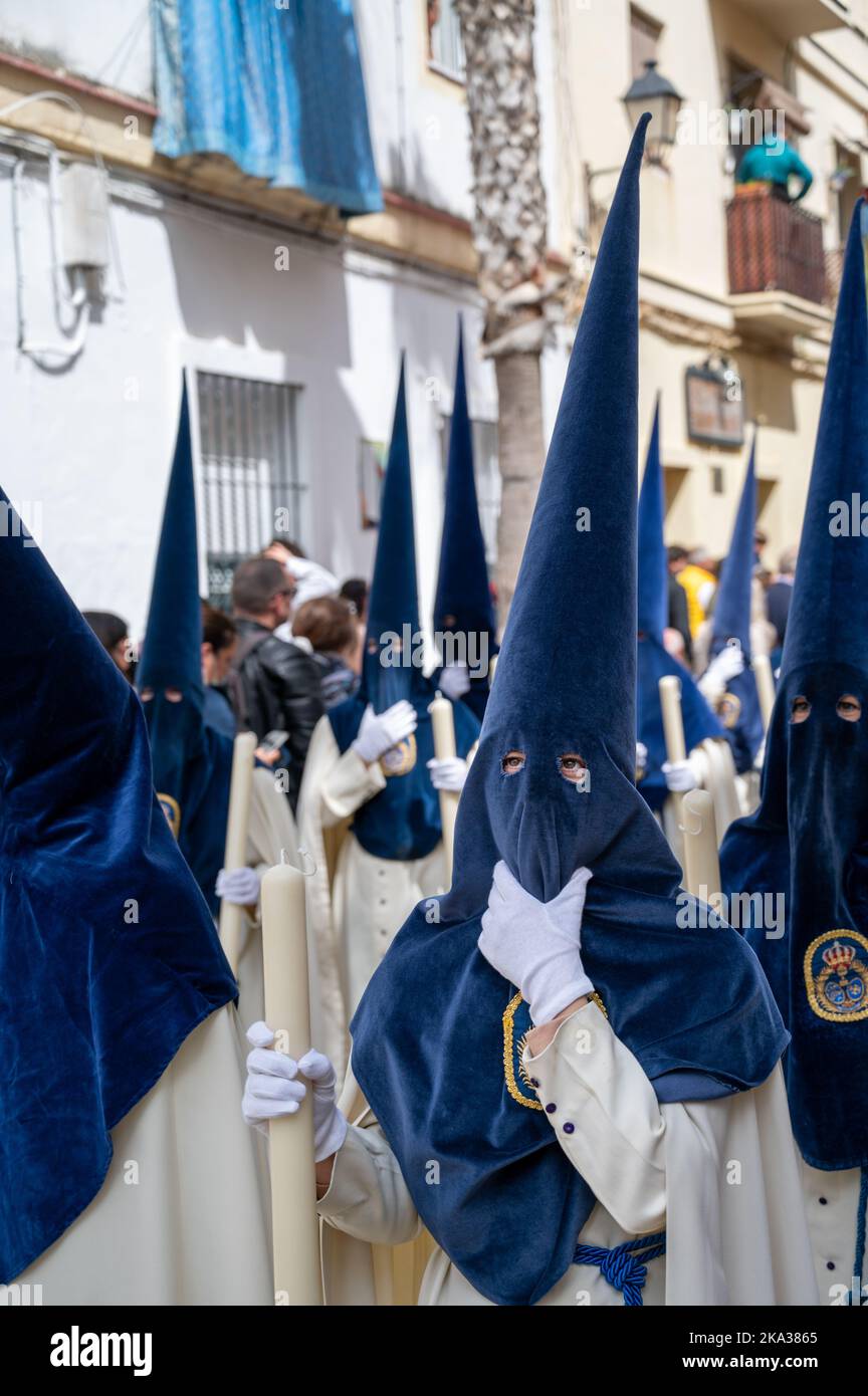 Les gens portant des chapeaux coniques traditionnels à capirote pointés ...