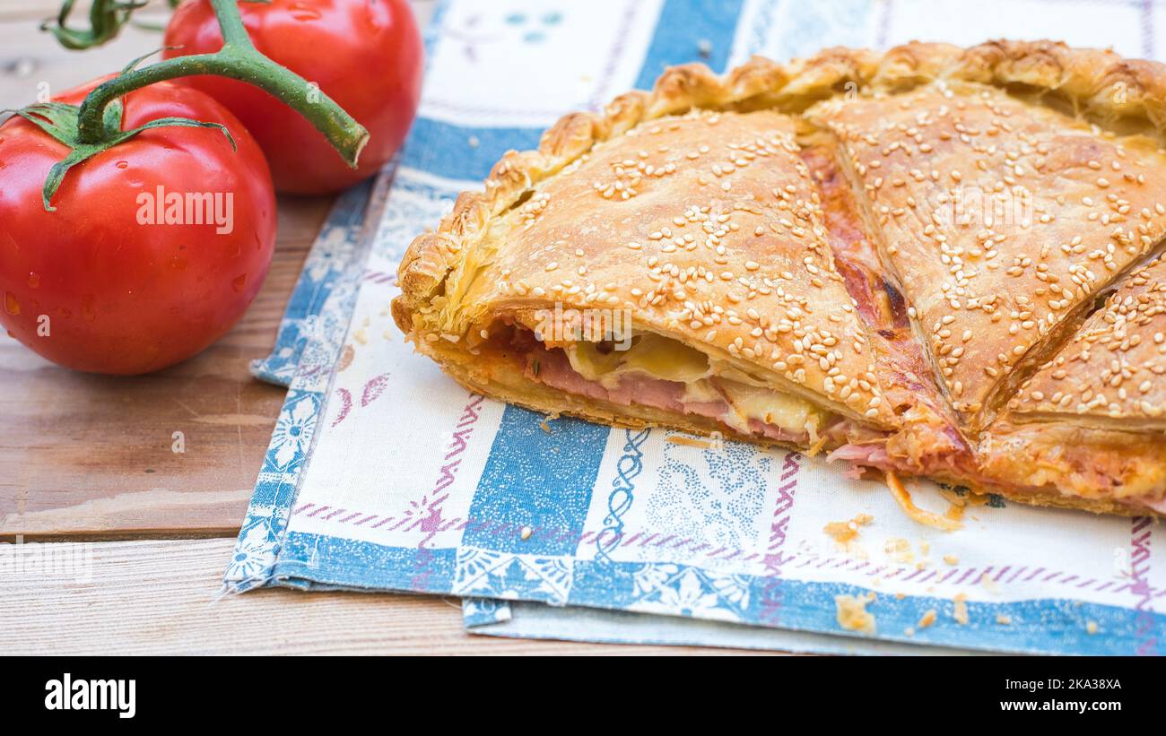 tarte traditionnelle, pizza couverte cuite en bois avec du bois Photo Stock - Alamy