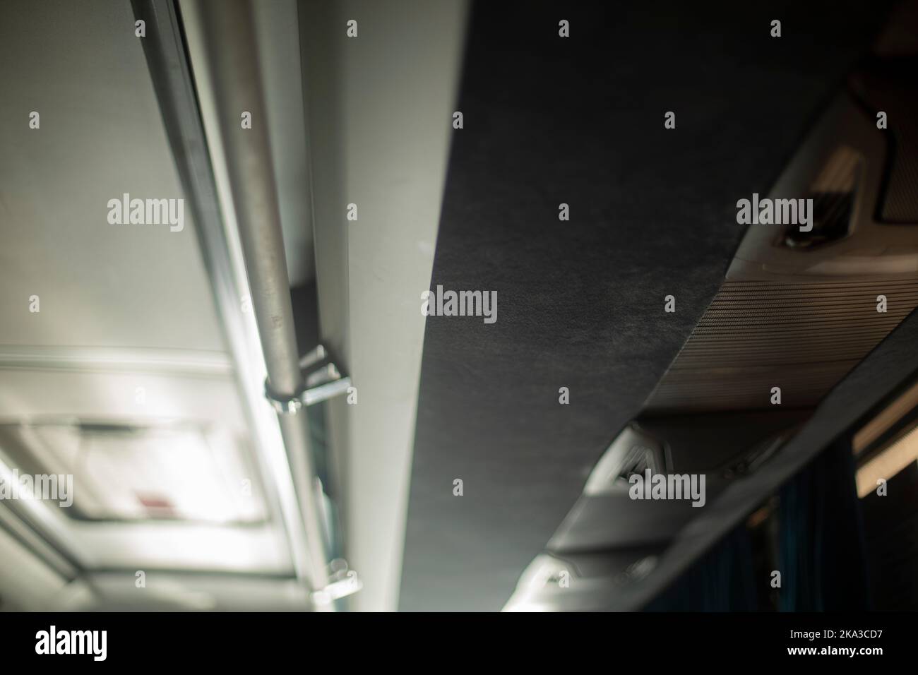 Détails de l'intérieur du bus. Plafond sur le bus. Lumière sur surface ...
