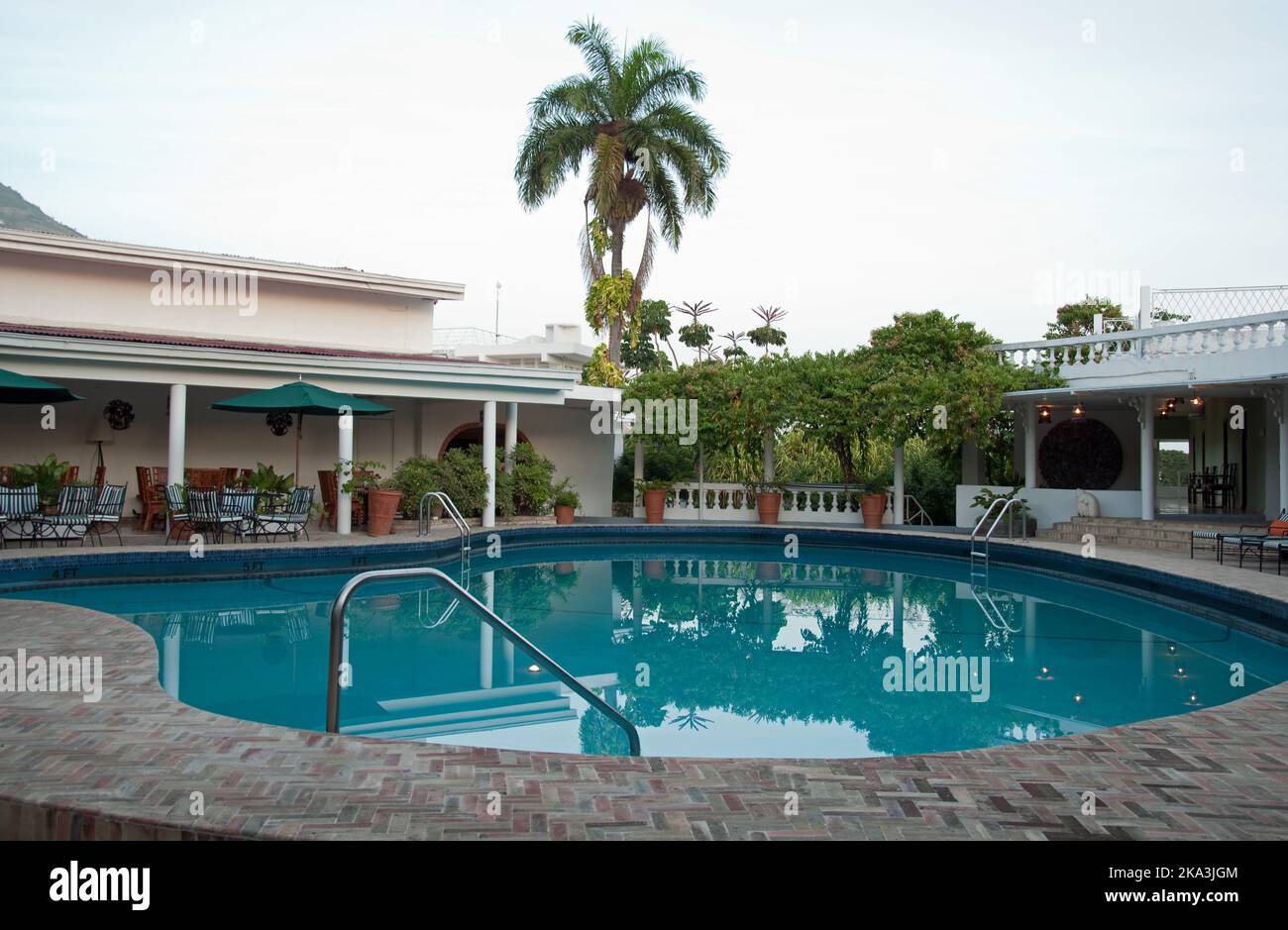 Piscine et restaurant de l'hôtel, Port-au-Prince, Haïti. Cet hôtel ...