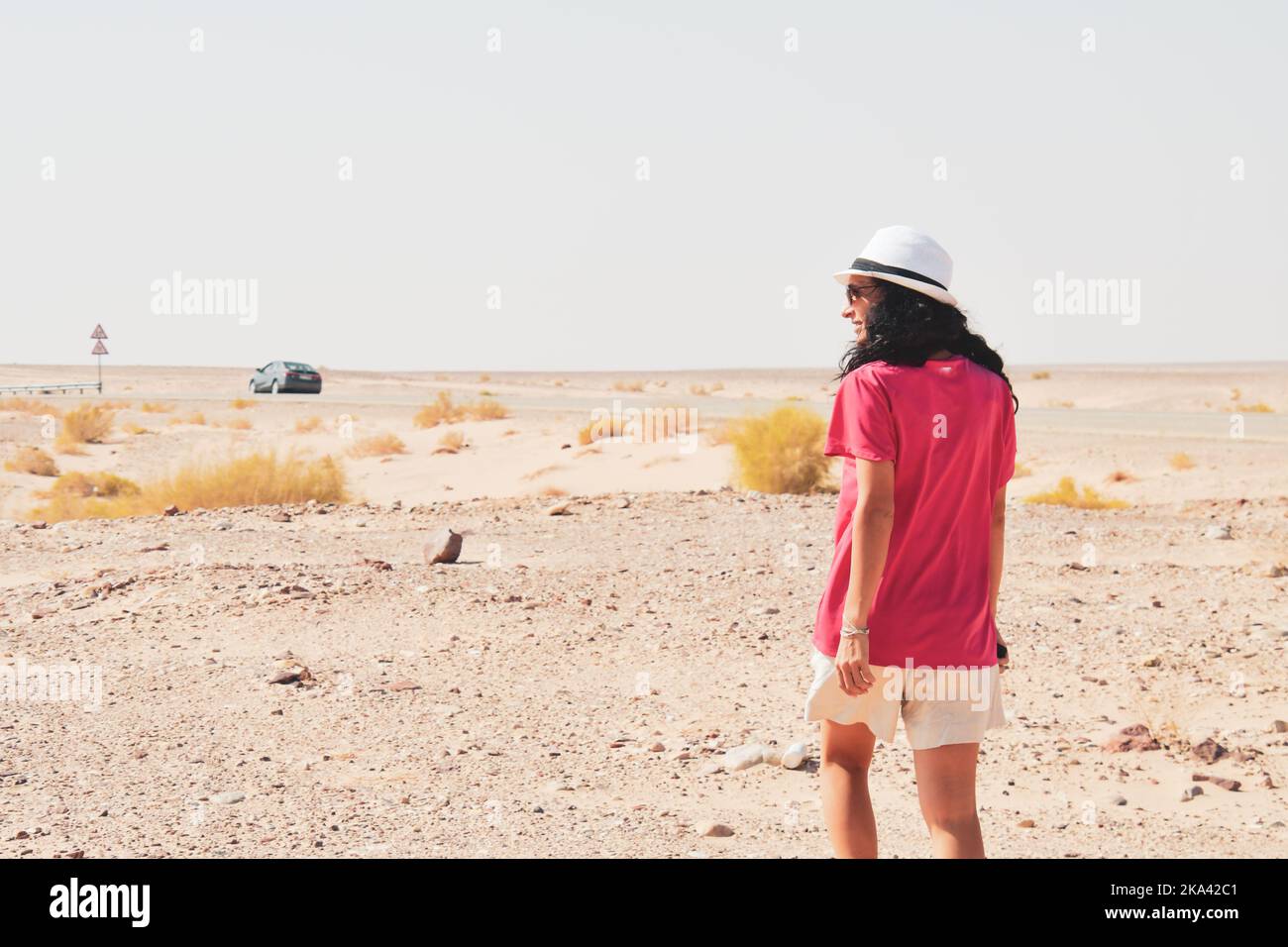 Balade touristique féminine dans un paysage déserté campagne ...