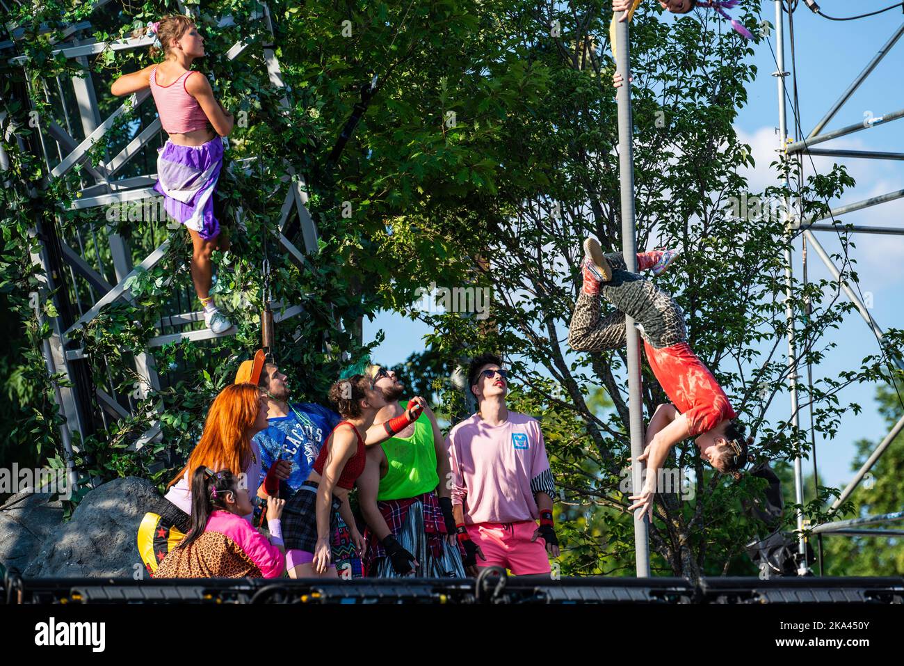 Montréal, Canada - 2 juillet 2022 : Cirque des géants 3 au Festival du ...