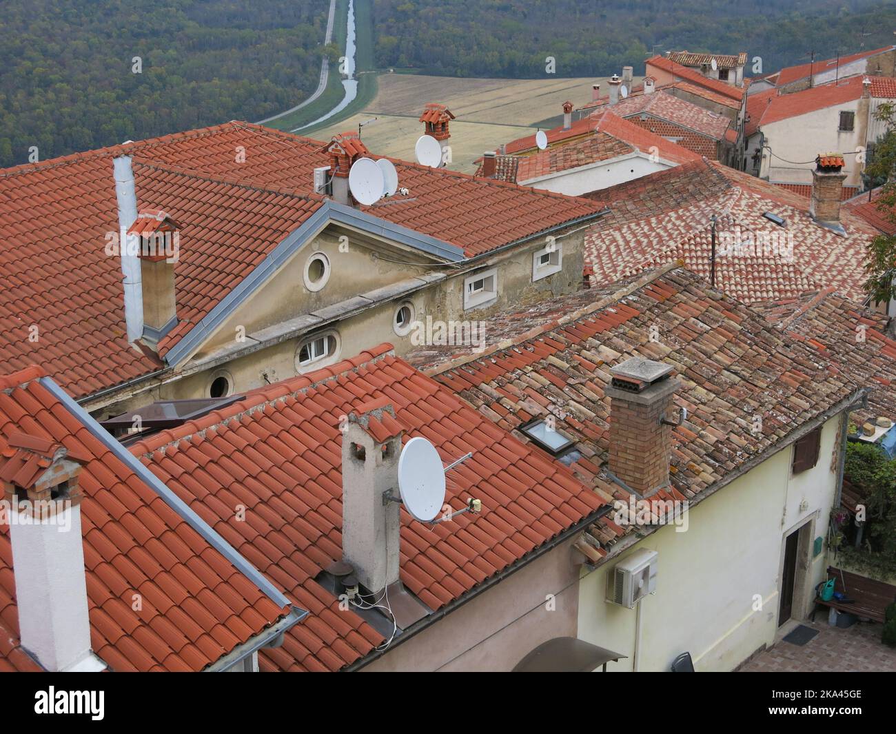 Vue sur les toits de tuiles rouges des maisons et des bâtiments ...