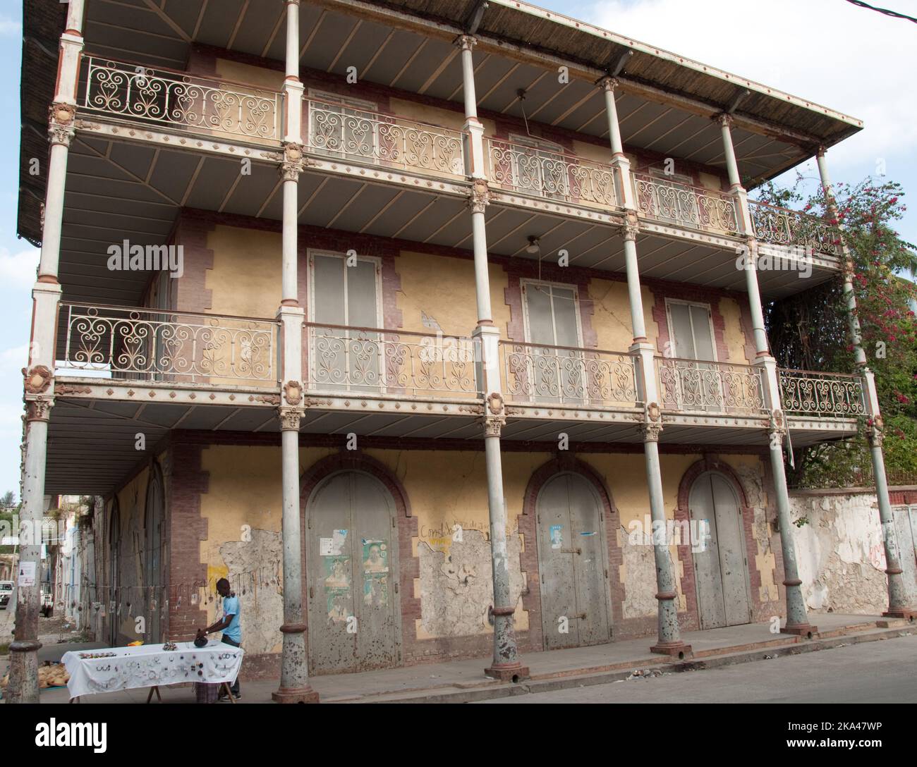 Bâtiment de style colonial gravement endommagé, Jacmel, Haïti. Jacmel ...
