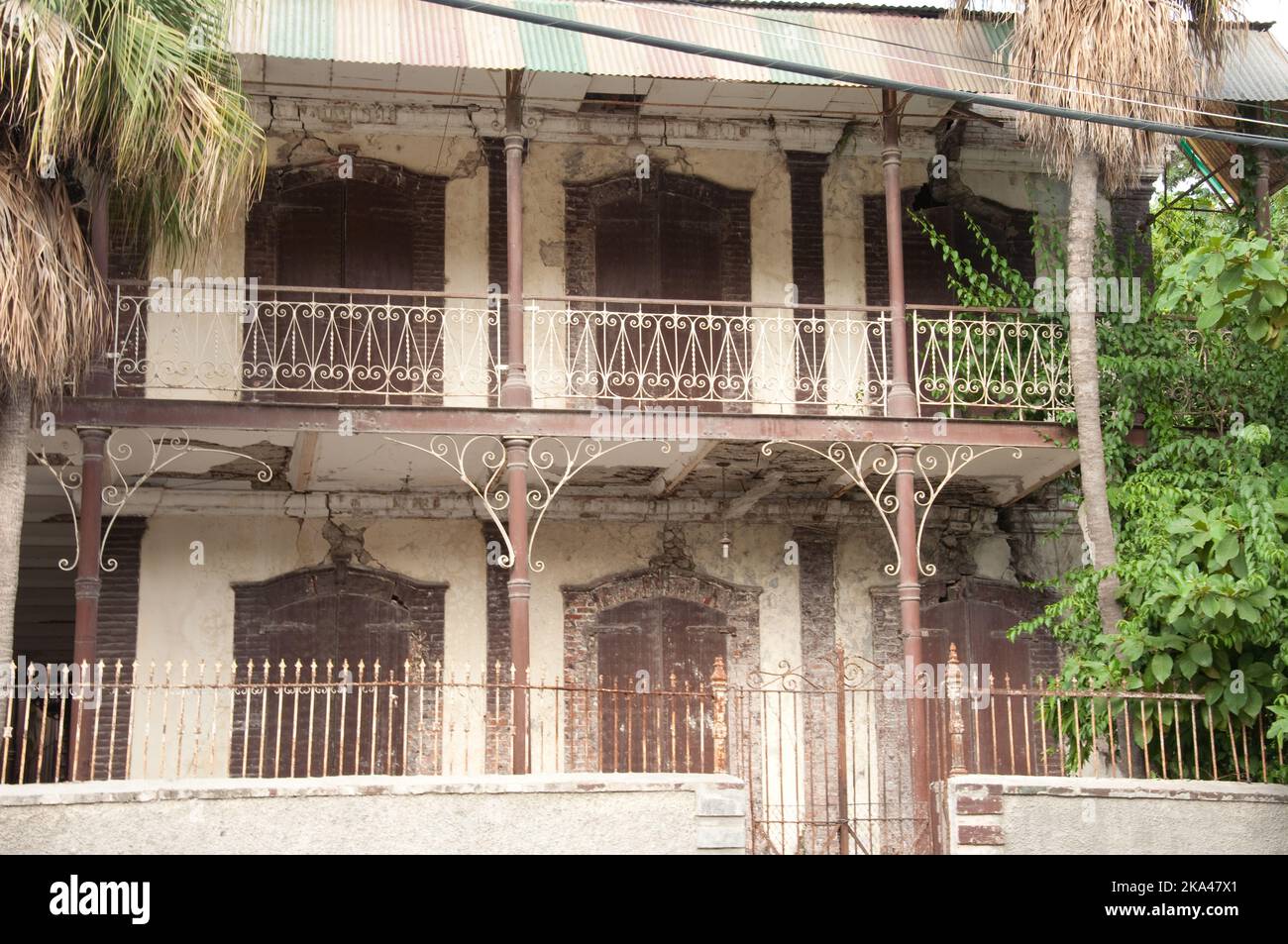 Bâtiment de style colonial gravement endommagé, Jacmel, Haïti. Jacmel ...