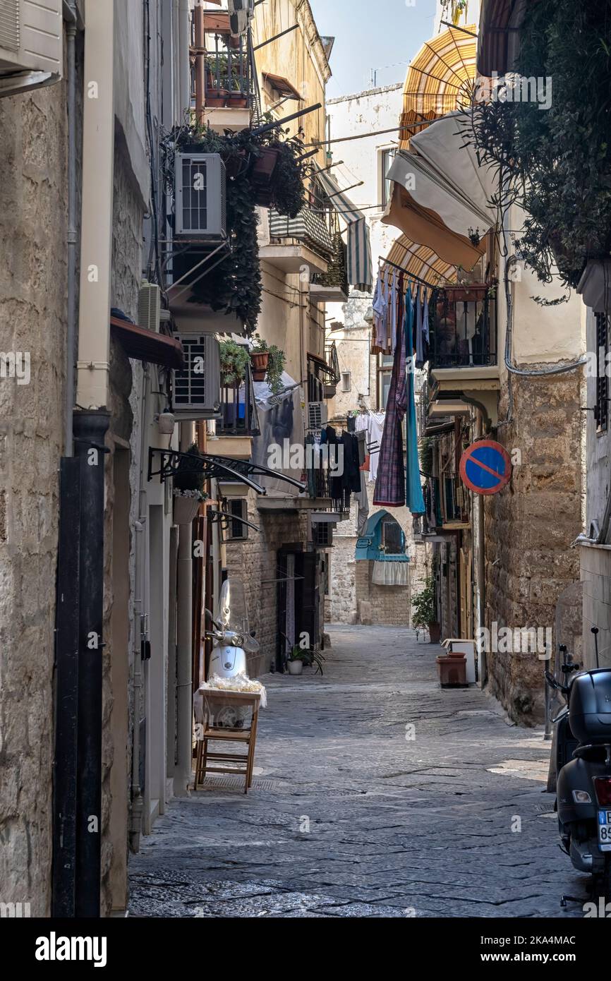 BARI, ITALIE - 16 OCTOBRE 2022 : vue sur la petite rue résidentielle de ...