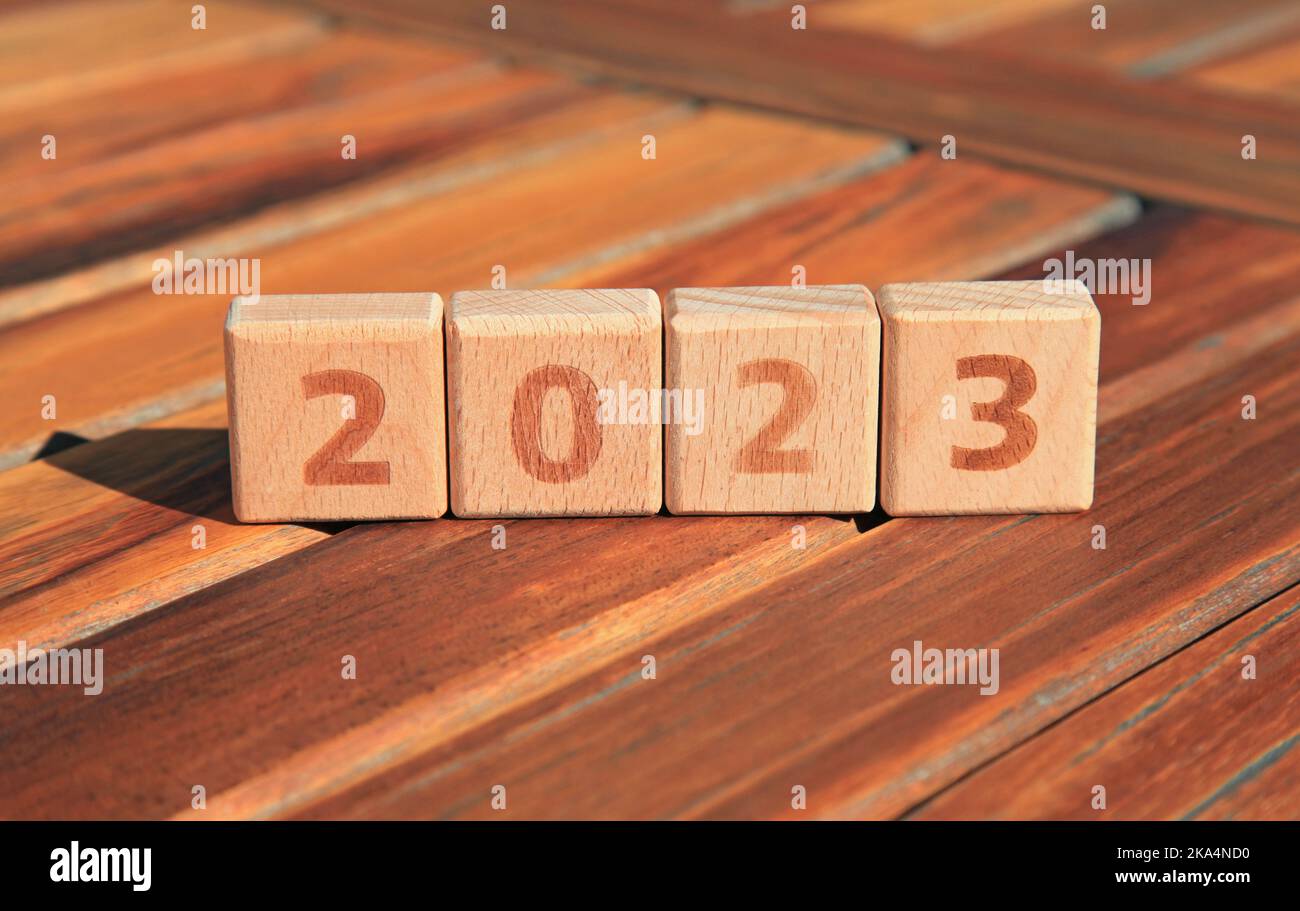 Inscription 2023. Cubes carrés en bois et chiffres sur une surface en ...