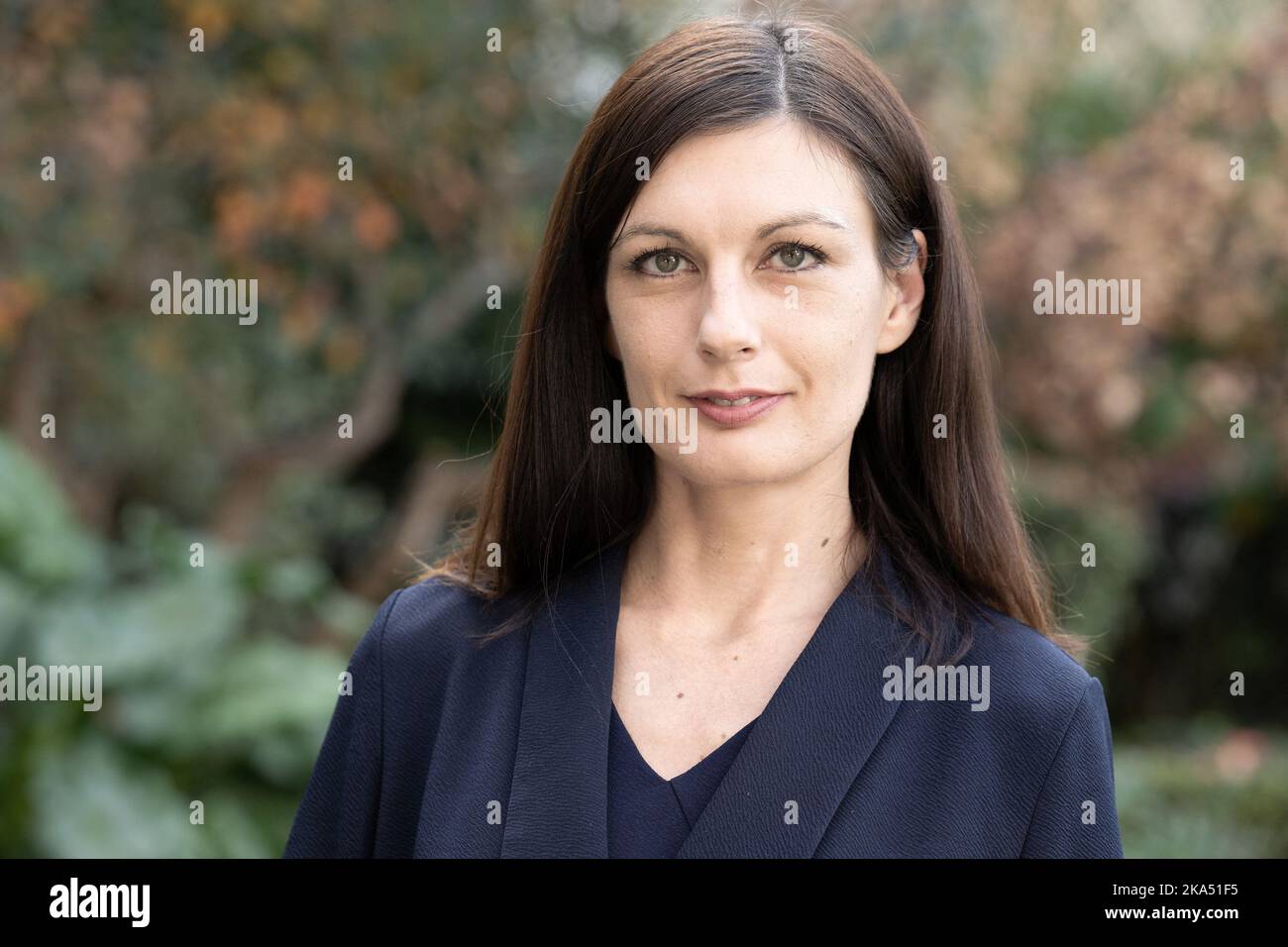 Adjoint du rassemblement National, l'Angélique Ranc pose dans le jardin ...