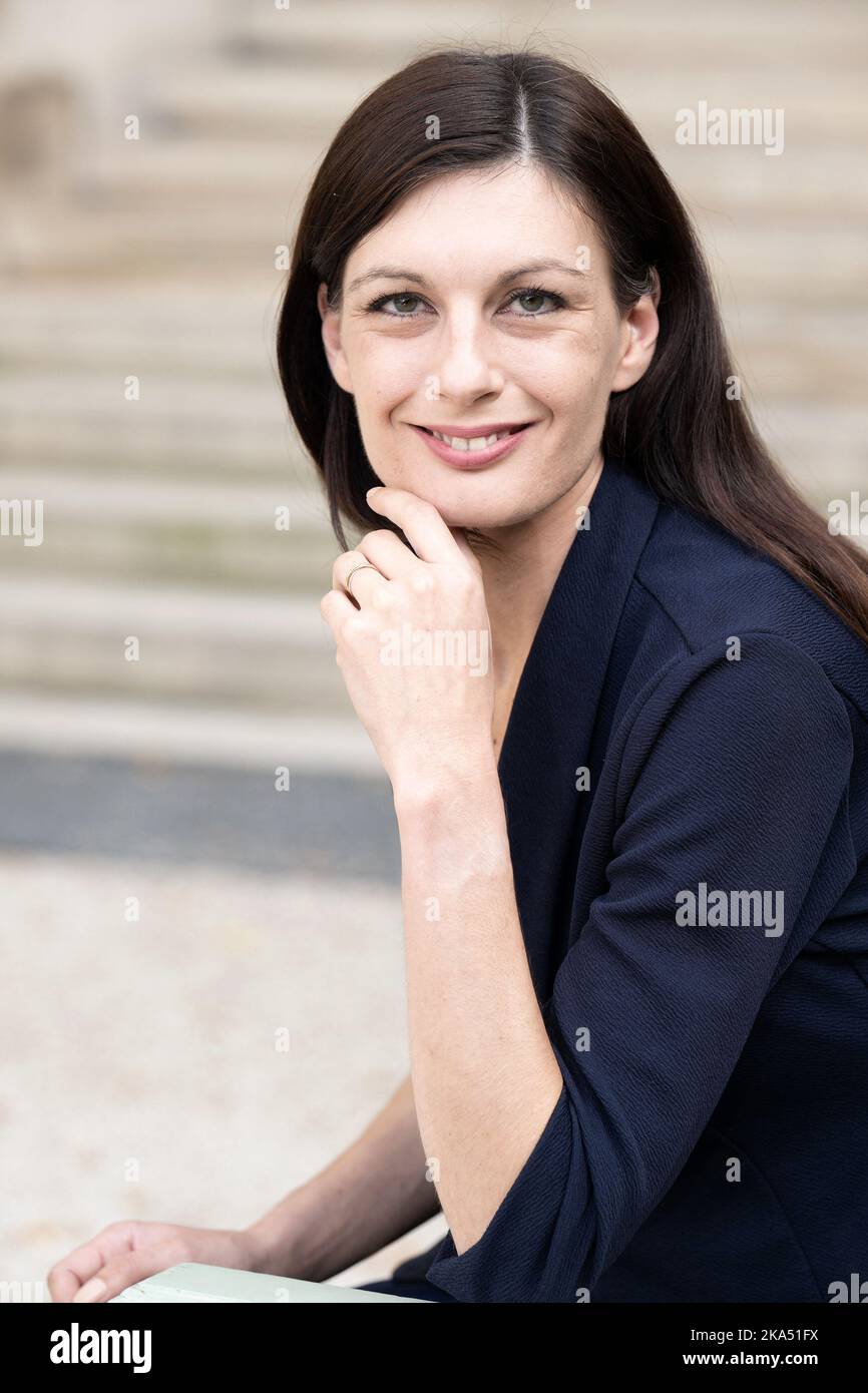 Adjoint du rassemblement National, l'Angélique Ranc pose dans le jardin ...