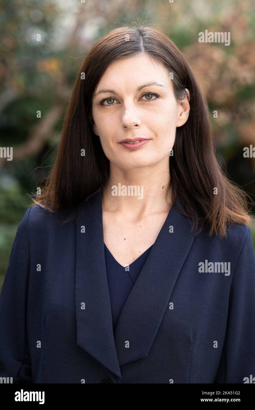 Adjoint du rassemblement National, l'Angélique Ranc pose dans le jardin ...