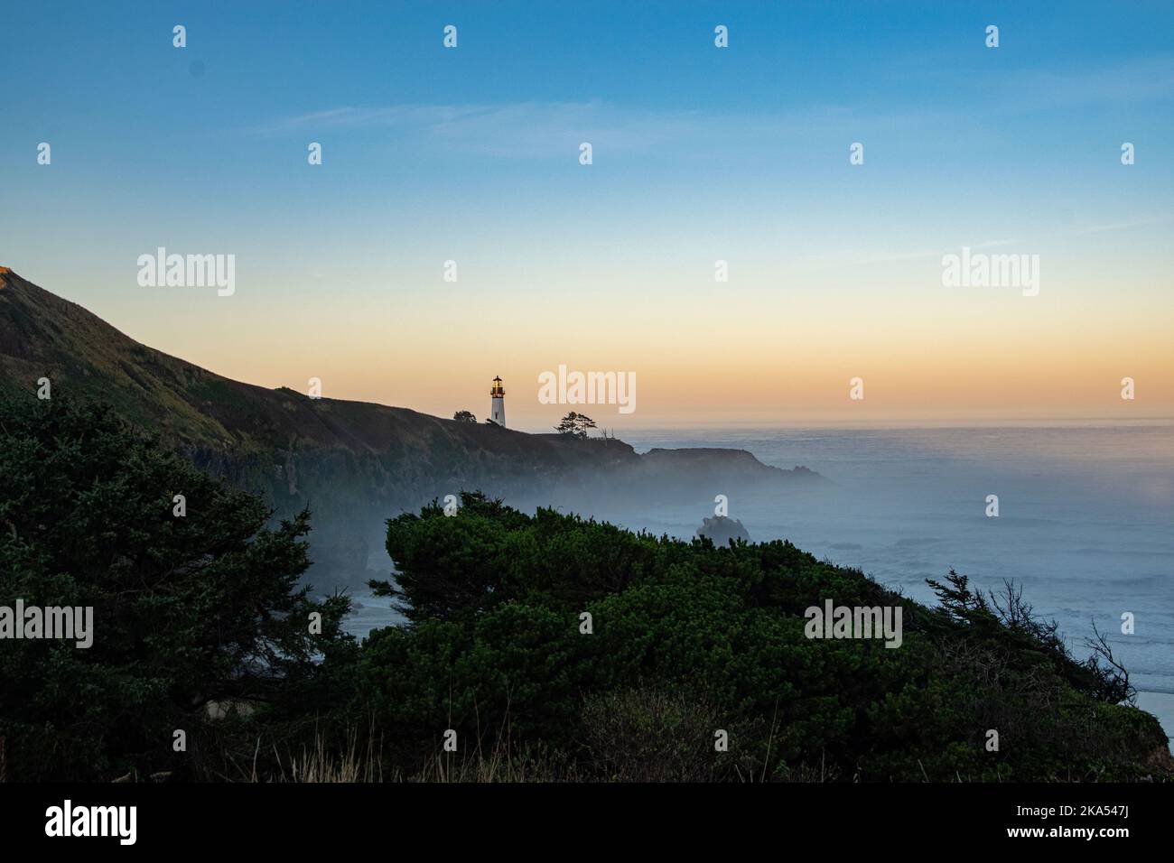 Lever du soleil au phare de Yaquina Head à Newport, Oregon. Le phare ...