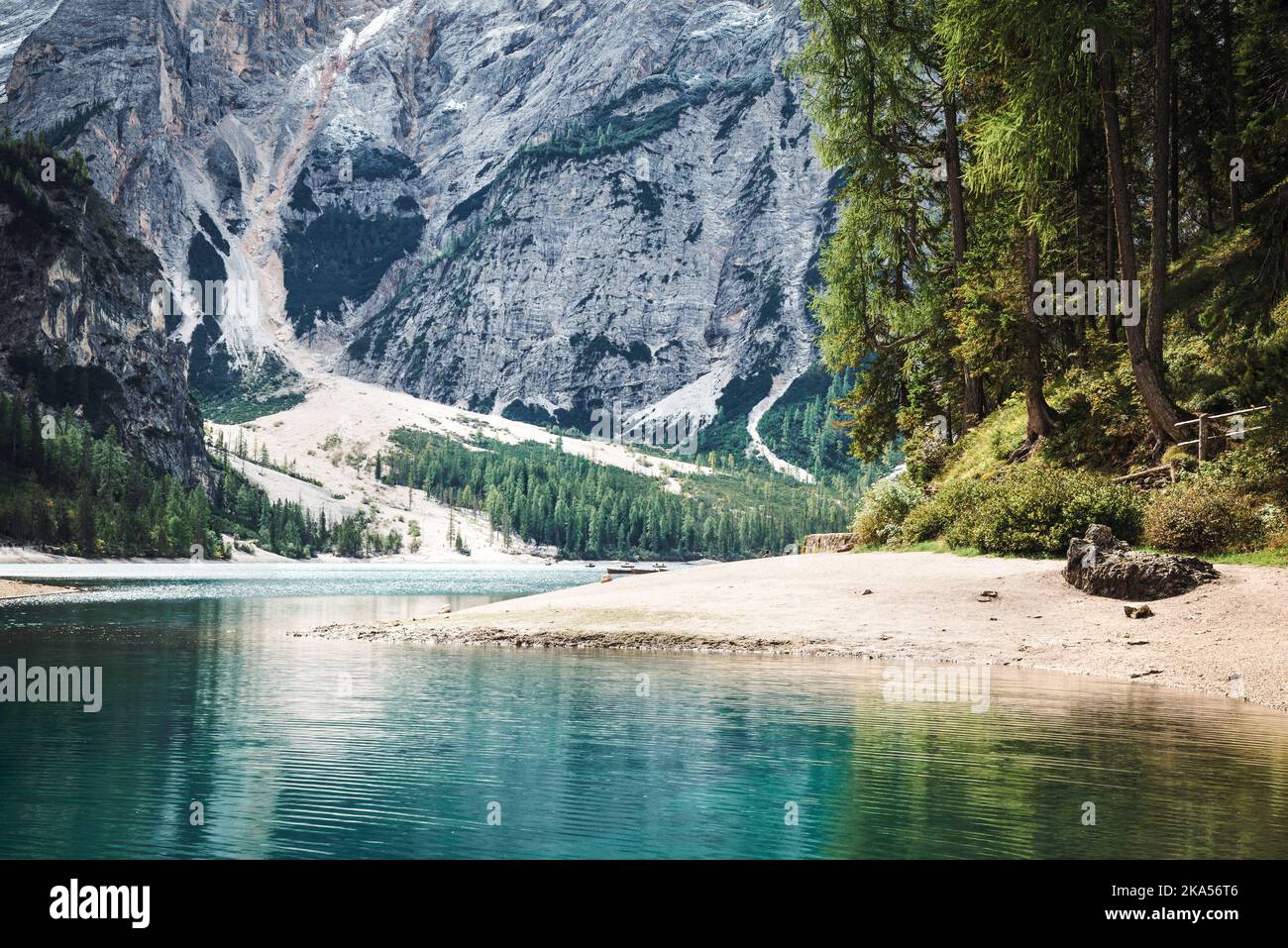 Lago di Braies, Italie. Lieu romantique spectaculaire avec des bateaux ...