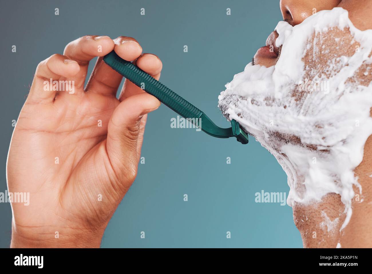 Mousse de rasage, rasoir et soin de la peau mockup avec homme nettoyant ...