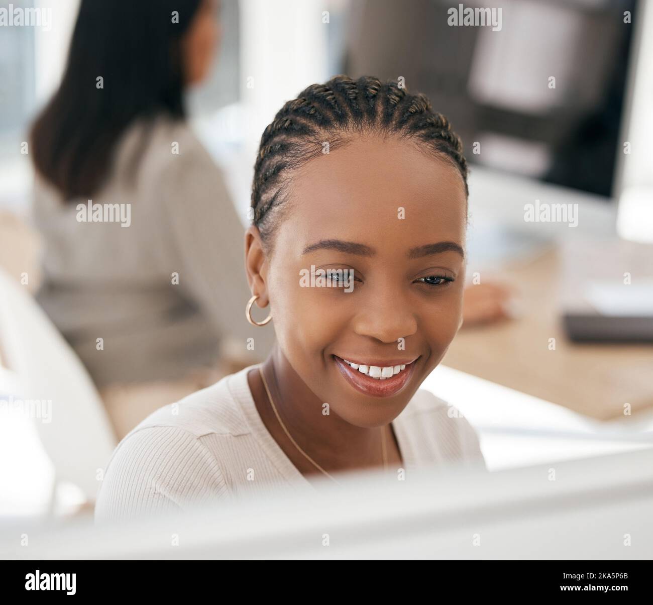 Femme noire, entreprise ou lecture de données informatiques dans le ...