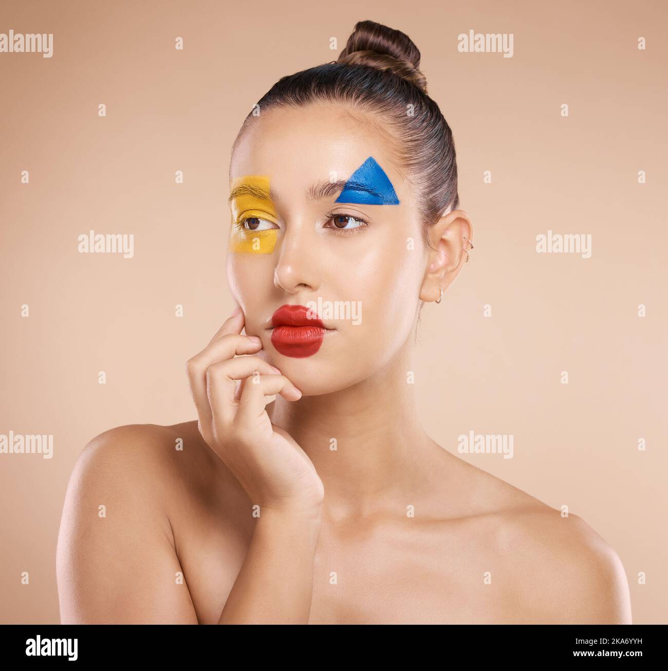 Main touchant la joue Banque de photographies et d’images à haute ...