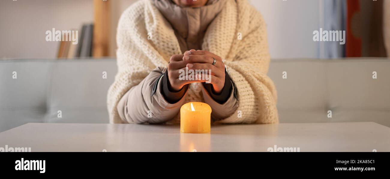 le locataire en veste est assis dans un salon froid et souffre d'un ...