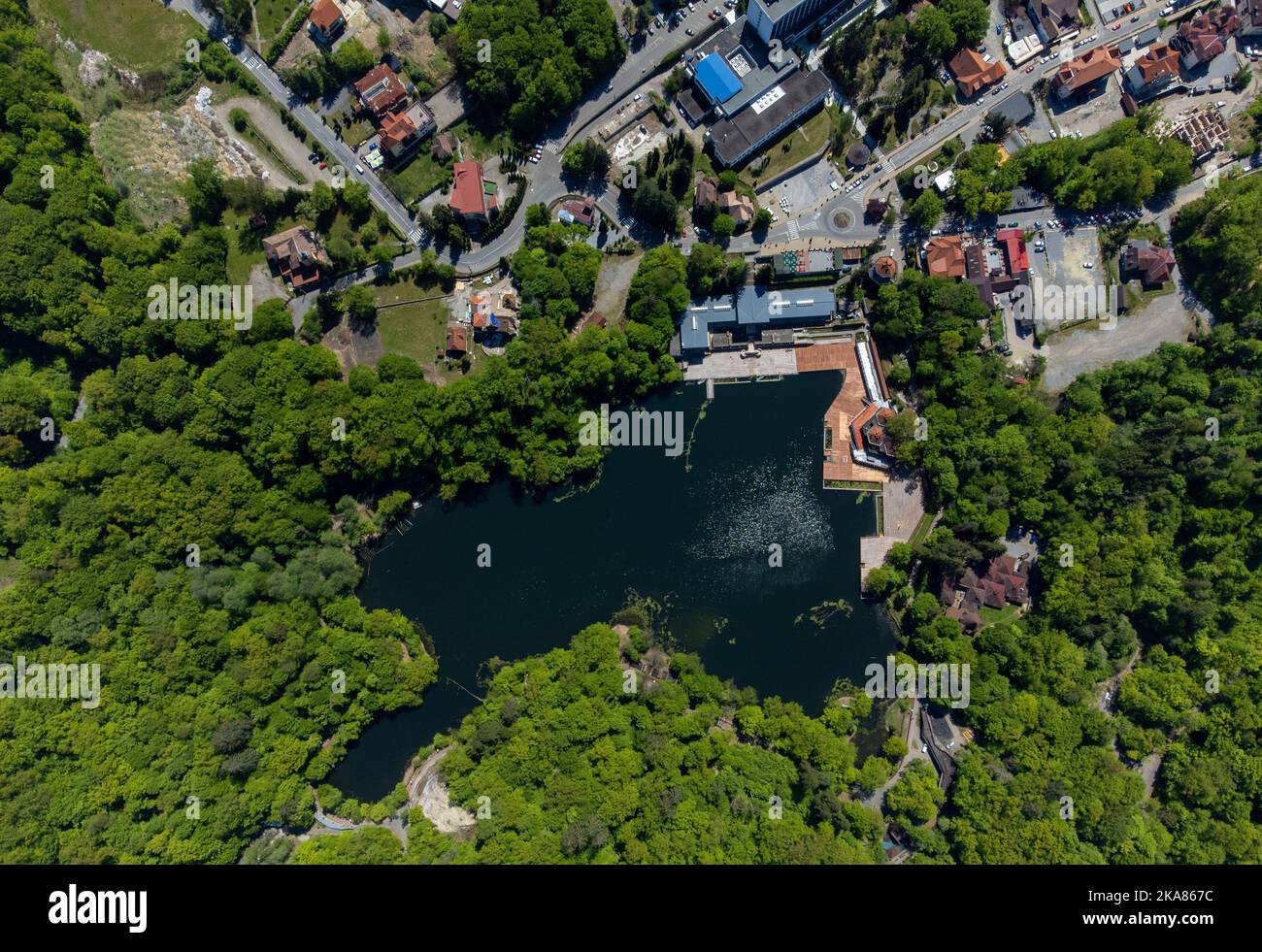 Paysage aérien avec le lac Ursu dans la station de Sovata - Roumanie. C ...