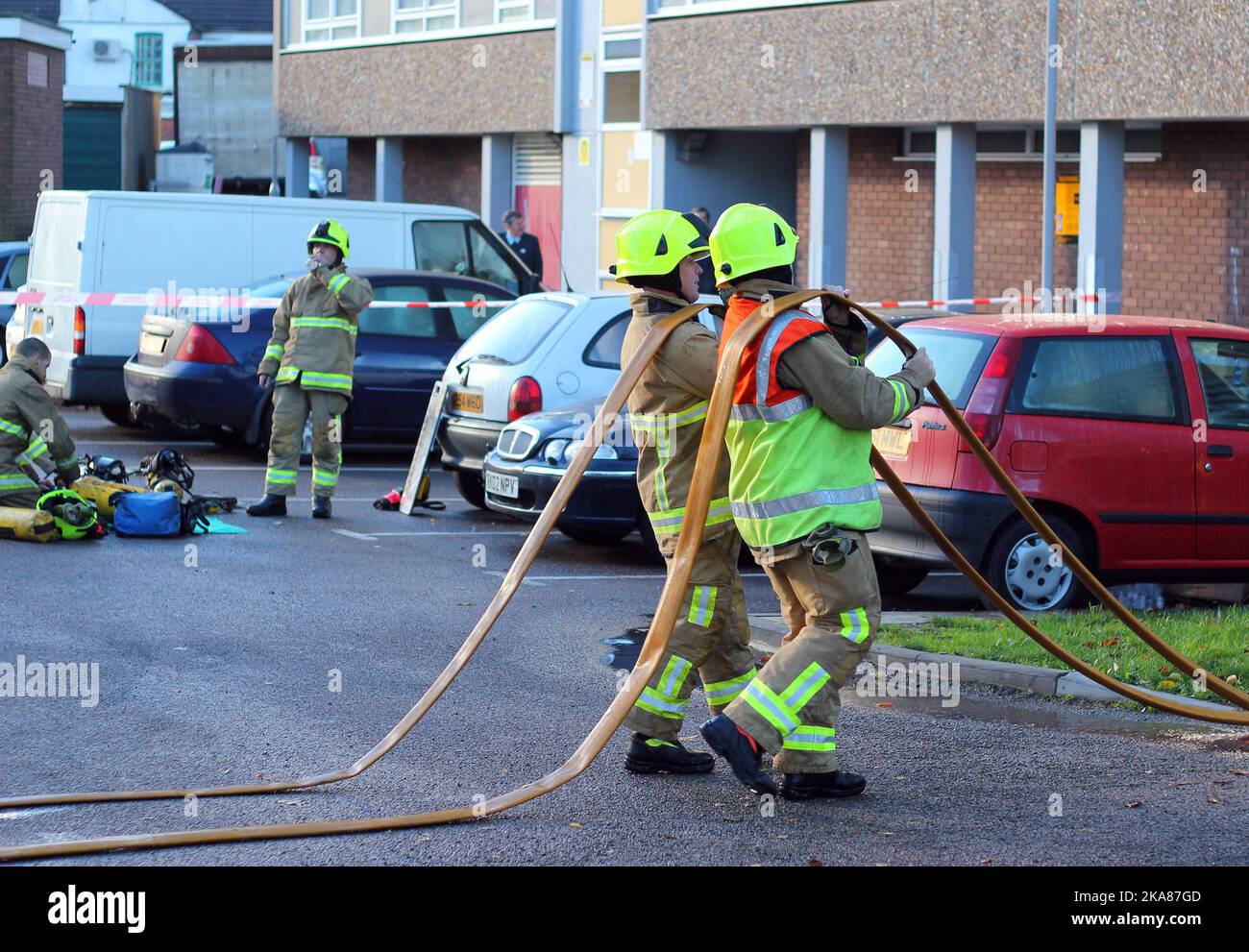 Des pompiers ont assisté à la scène d'un incendie dans un bloc de ...