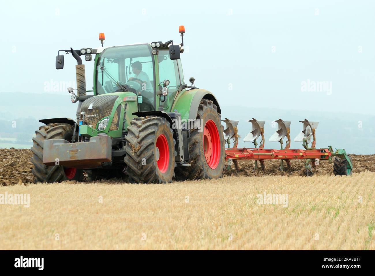 Tracteur et charrue fixés. Plusieurs coups de tracteur labourant un ...